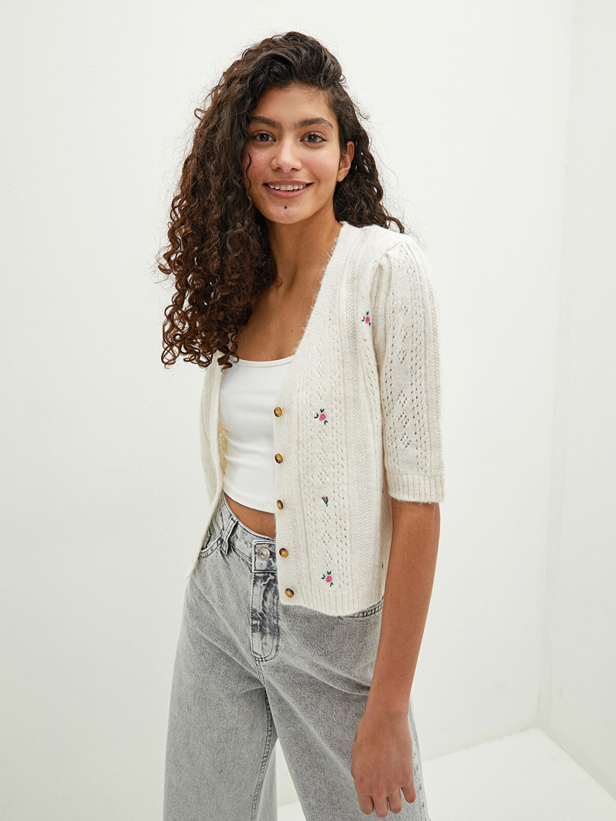 V Yaka Nakışlı Önden Düğme Kapamalı Kadın Triko Hırka