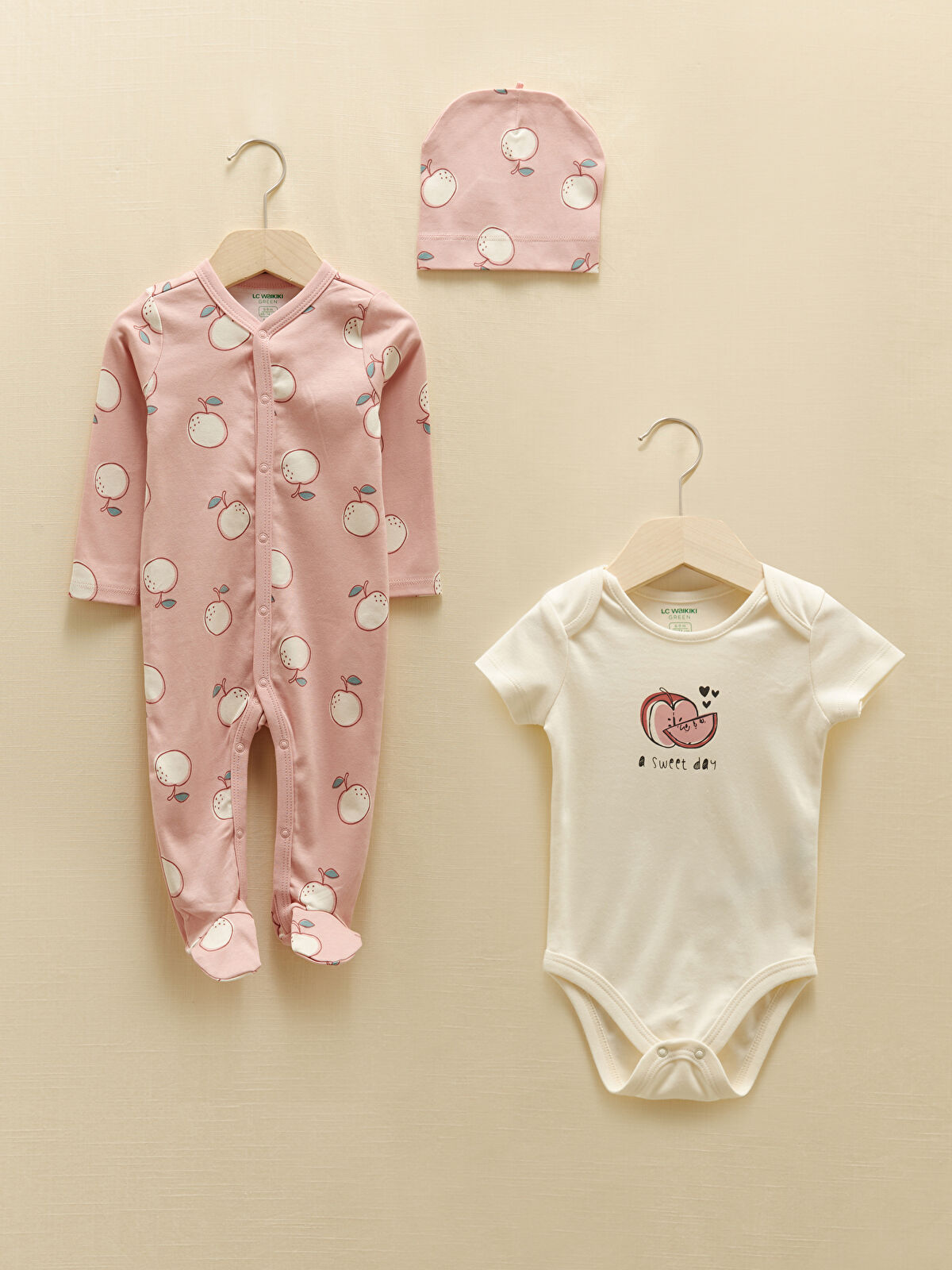 LCW GREEN V Yaka Uzun Kollu Baskılı Organik Pamuklu Kız Bebek Tulum Çıtçıtlı Body ve Bere 3'lü Takım