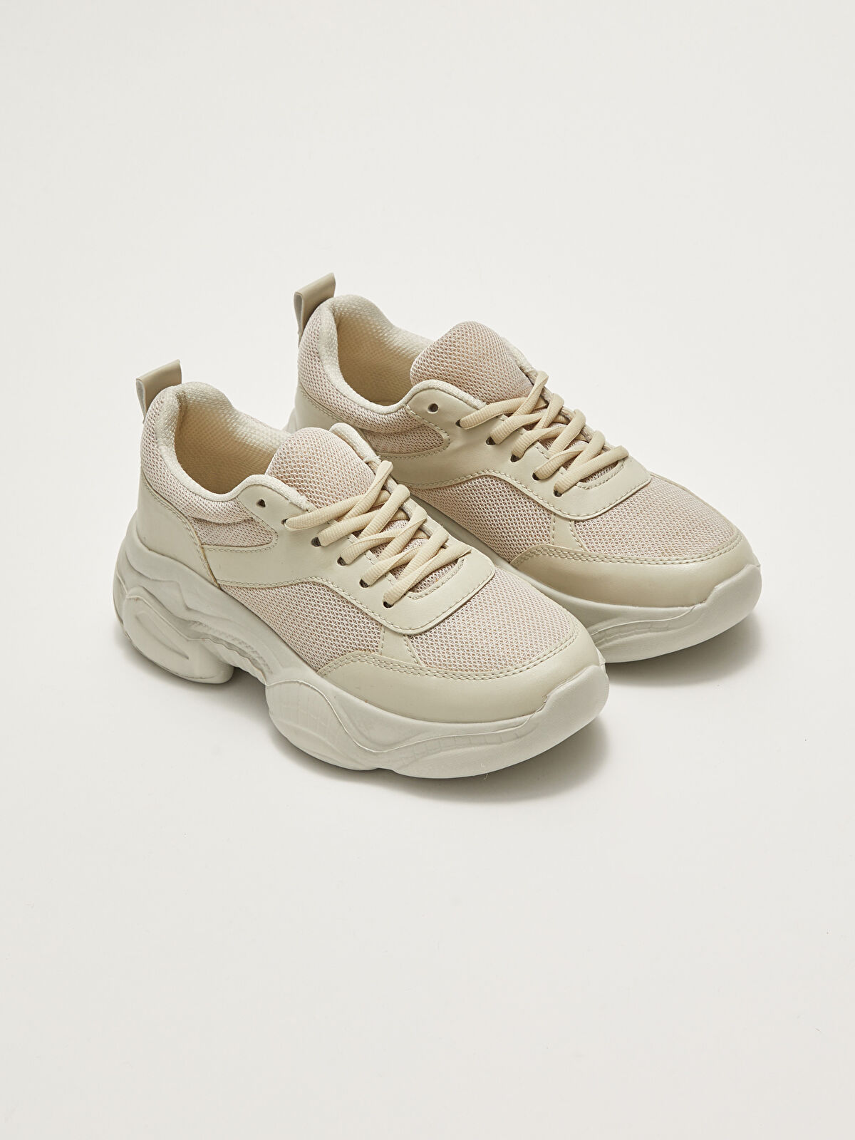 File Detaylı Kalın Tabanlı Kadın Spor Ayakkabı File Detaylı Kalın Tabanlı Kadın Spor Ayakkabı