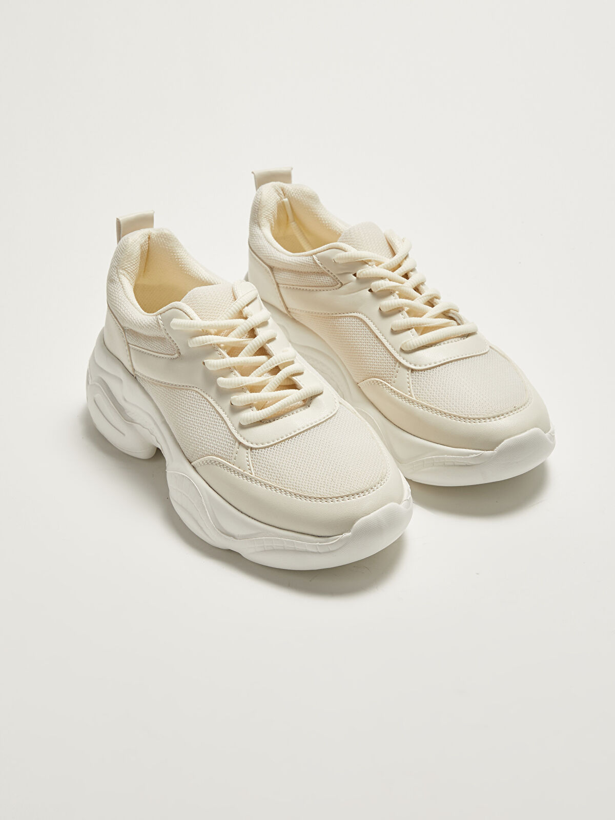 File Detaylı Kalın Tabanlı Kadın Spor Ayakkabı File Detaylı Kalın Tabanlı Kadın Spor Ayakkabı