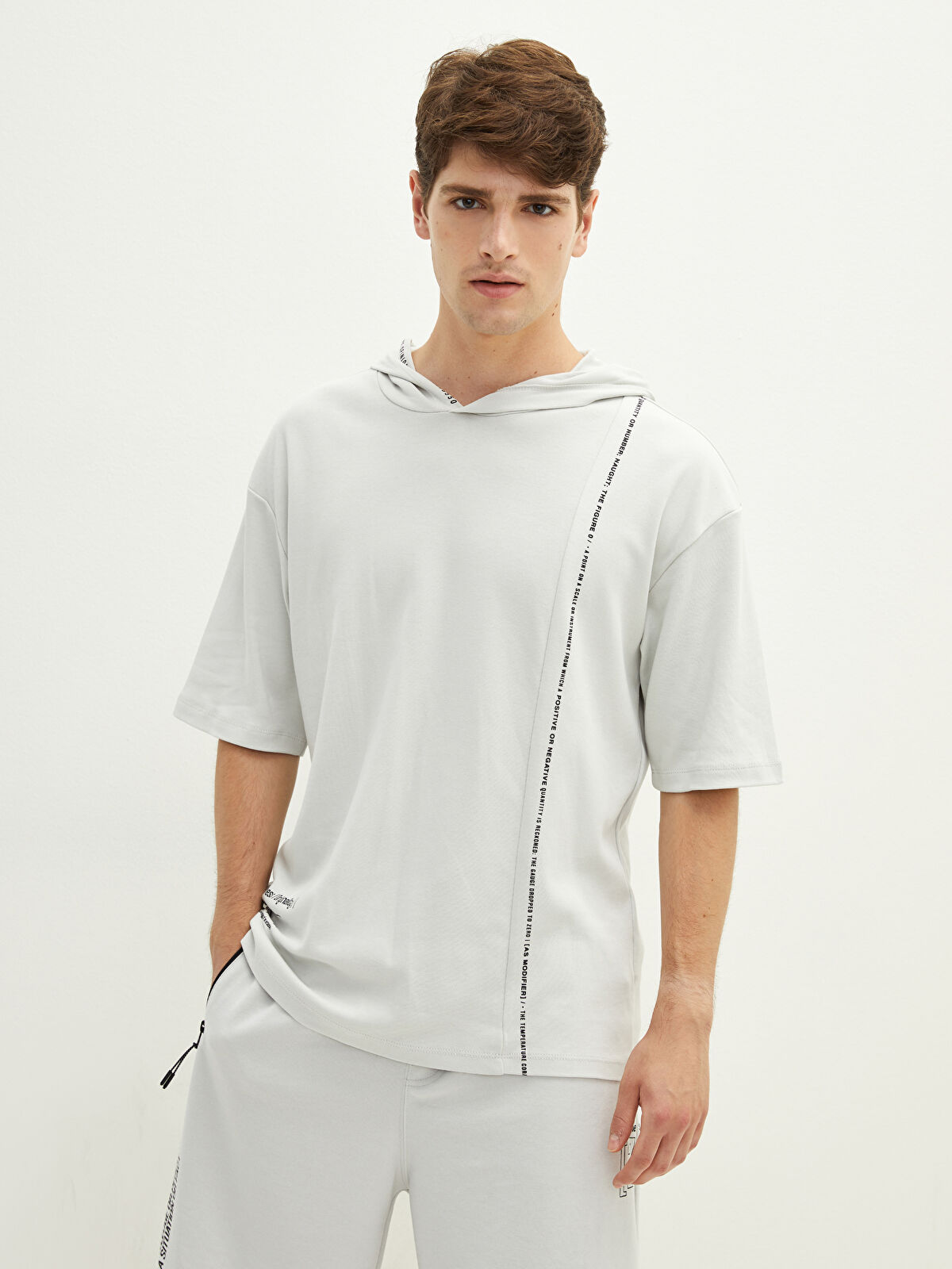 LCW CASUAL Kapüşonlu Kısa Kollu Baskılı Erkek Tişört