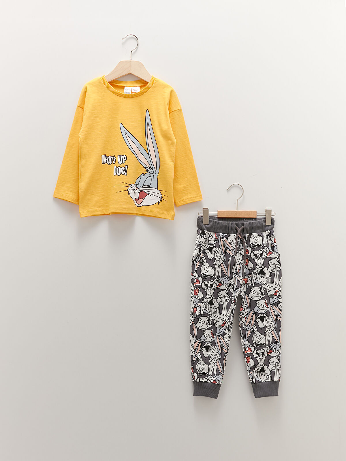 Bisiklet Yaka Uzun Kollu Looney Tunes Pamuklu Erkek Bebek Tişört ve Jogger Pantolon 2'li Takım Bisiklet Yaka Uzun Kollu Looney Tunes Pamuklu Erkek Bebek Tişört ve Jogger Pantolon 2'li Takım