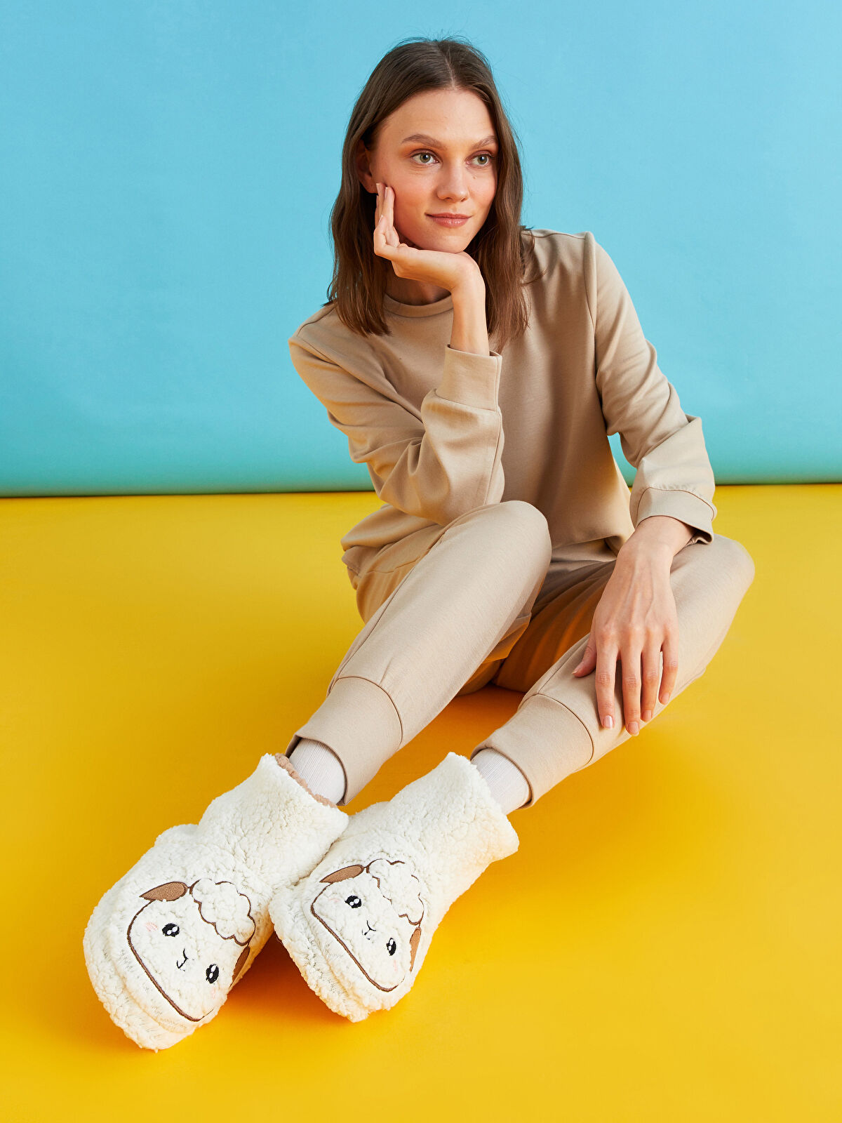 Kuzu Nakışlı Pelüş Kadın Ev Botu