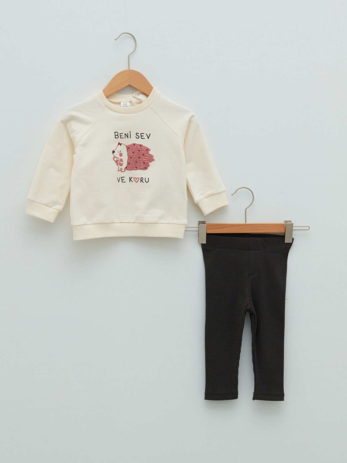 Bisiklet Yaka Uzun Kollu Nesli Tükenen Hayvan Temalı Oklu Kirpi Baskılı Pamuklu Kız Bebek Sweatshirt ve Tayt 2'li Takım Bisiklet Yaka Uzun Kollu Nesli Tükenen Hayvan Temalı Oklu Kirpi Baskılı Pamuklu Kız Bebek Sweatshirt ve Tayt 2'li Takım