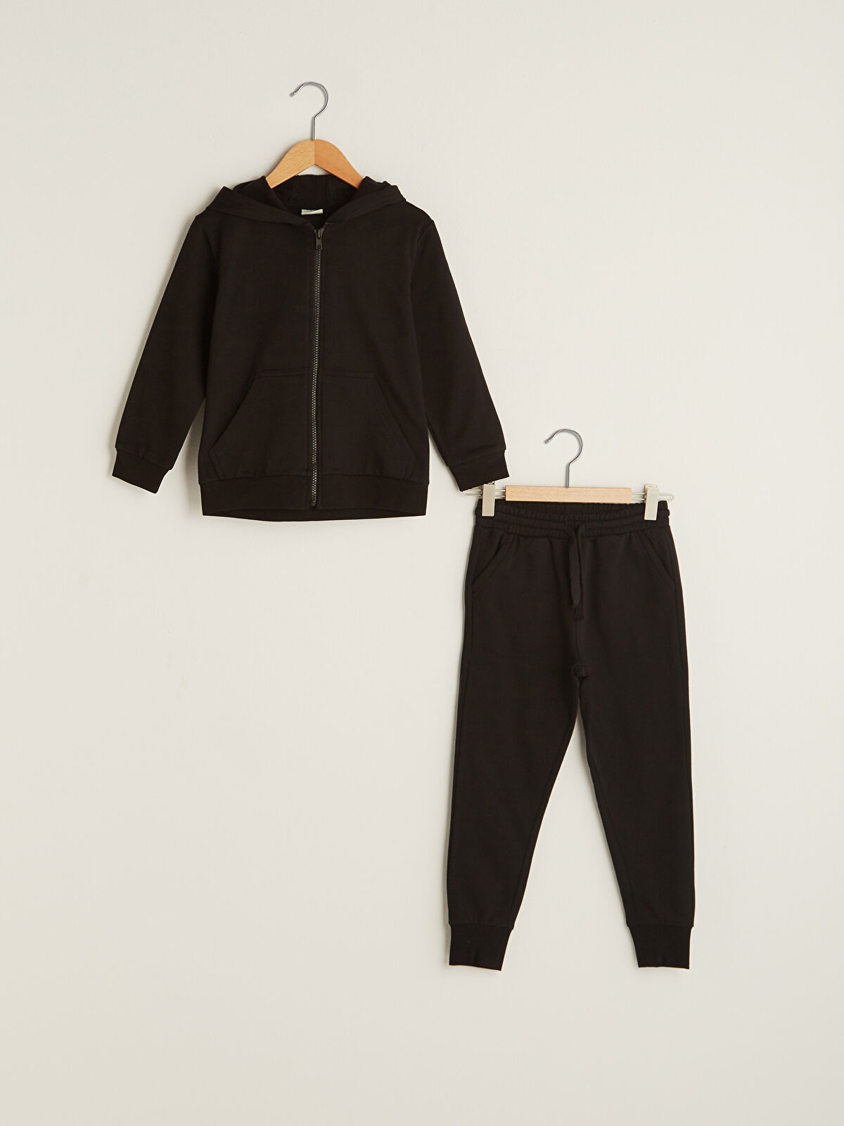 Kapüşonlu Basic Uzun Kollu Erkek Çocuk Fermuarlı Sweatshirt ve Eşofman Altı Kapüşonlu Basic Uzun Kollu Erkek Çocuk Fermuarlı Sweatshirt ve Eşofman Altı