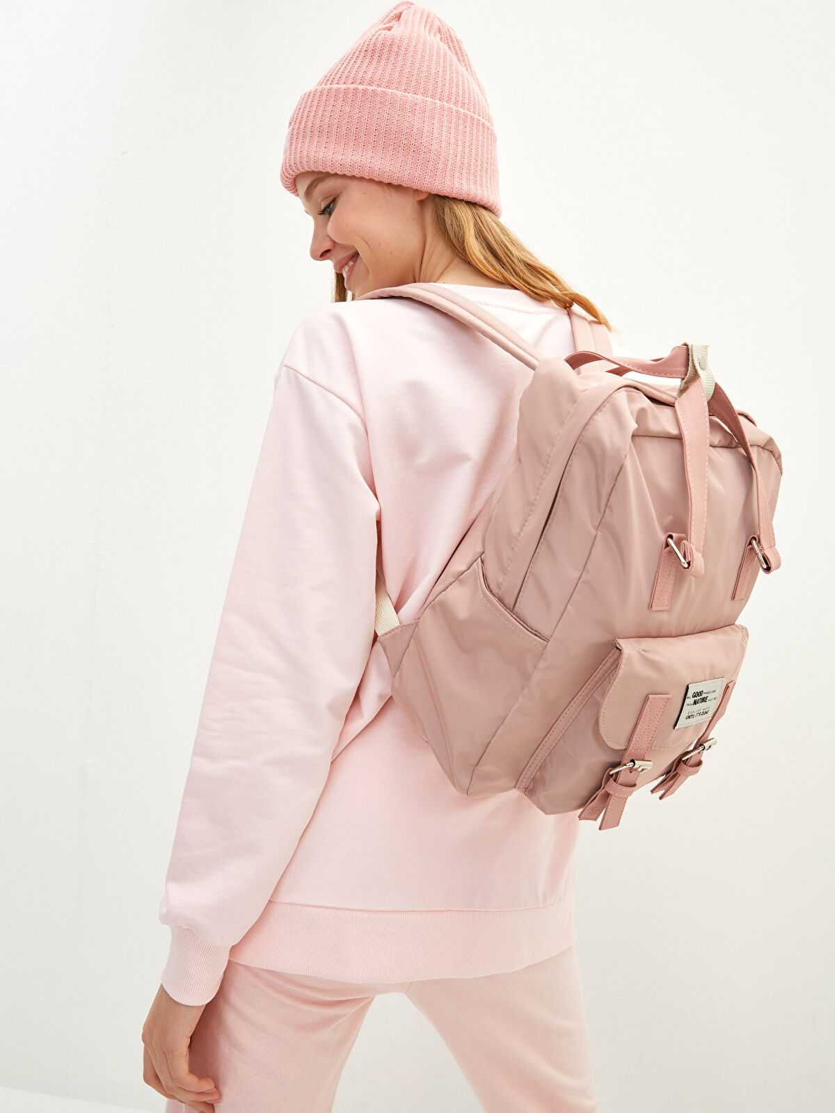 Paraşüt Kumaştan Etiket Baskılı Kadın Sırt Çantası