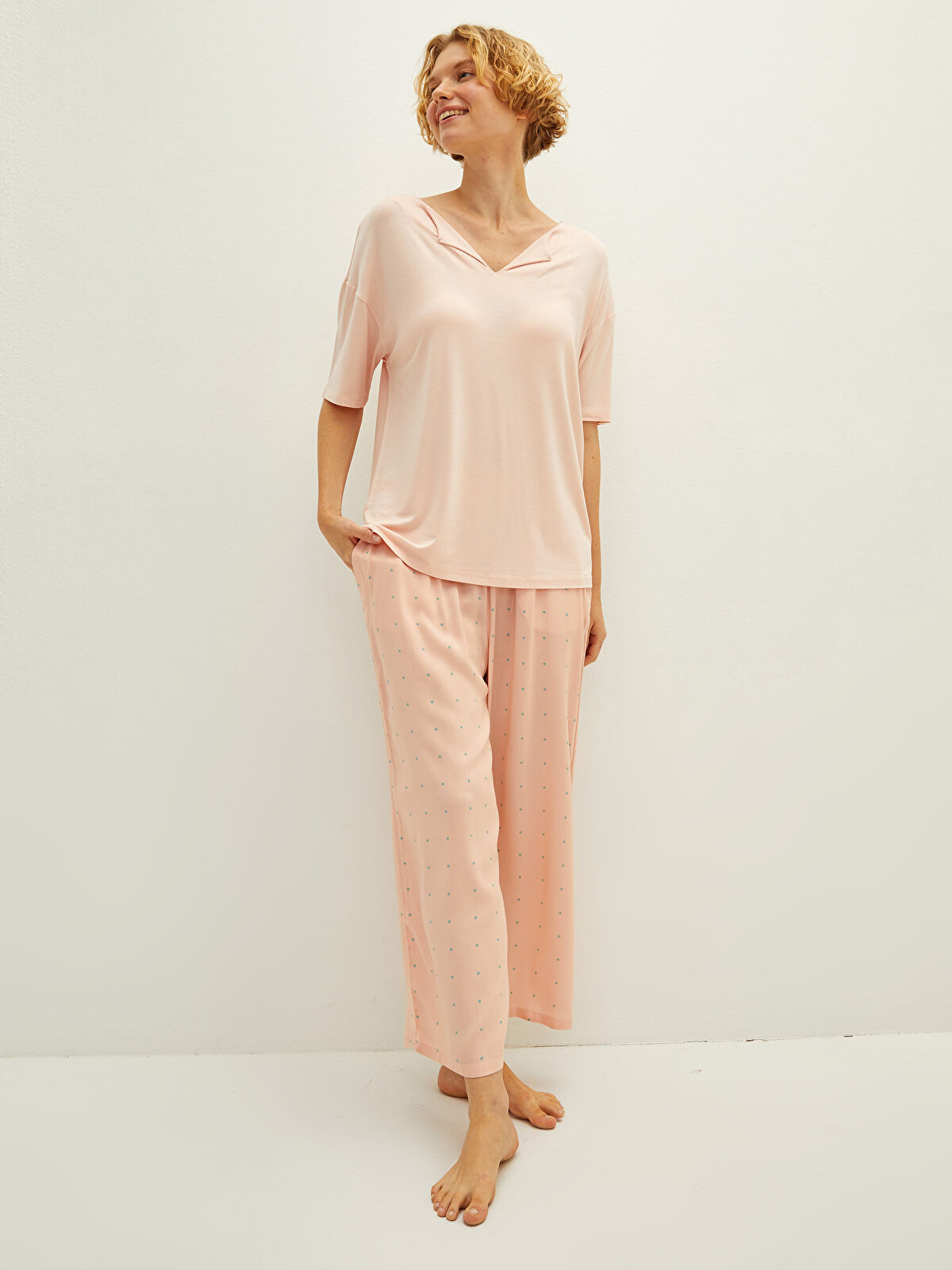 LCW DREAM Kaçık Yaka Puantiyeli Kısa Kollu Beli Lastikli Viskon Kadın Pijama Takımı