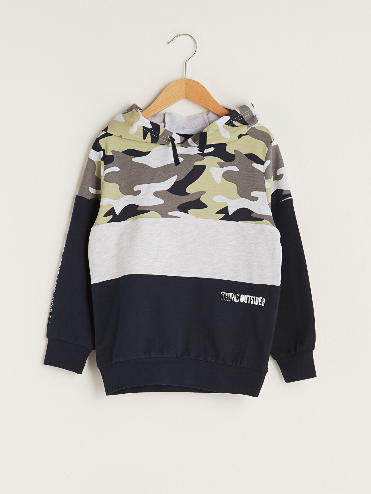 Kapüşonlu Kamuflaj Desenli Uzun Kollu Erkek Çocuk Sweatshirt Kapüşonlu Kamuflaj Desenli Uzun Kollu Erkek Çocuk Sweatshirt