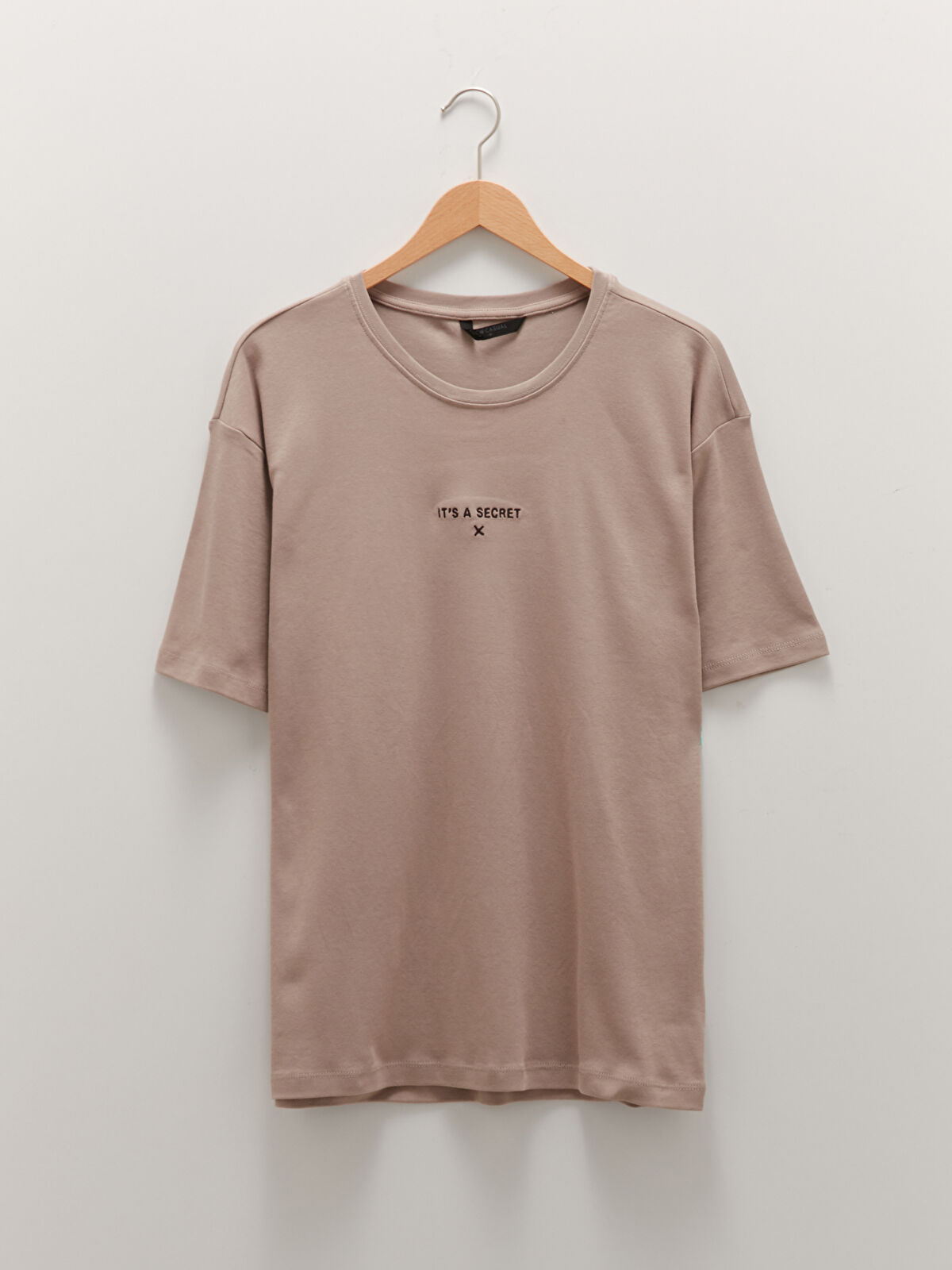 LCW CASUAL Bisiklet Yaka Kısa Kollu Nakışlı Penye Erkek Tişört