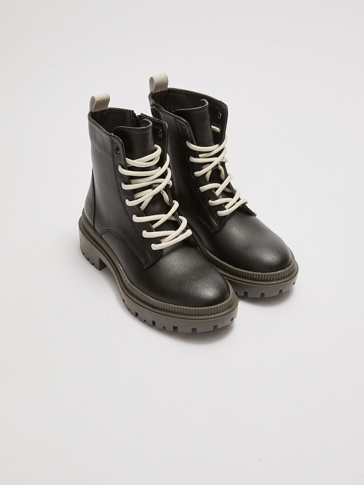 Deri Görünümlü Bağcık ve Fermuarlı Kalın Taban Kadın Bot Deri Görünümlü Bağcık ve Fermuarlı Kalın Taban Kadın Bot