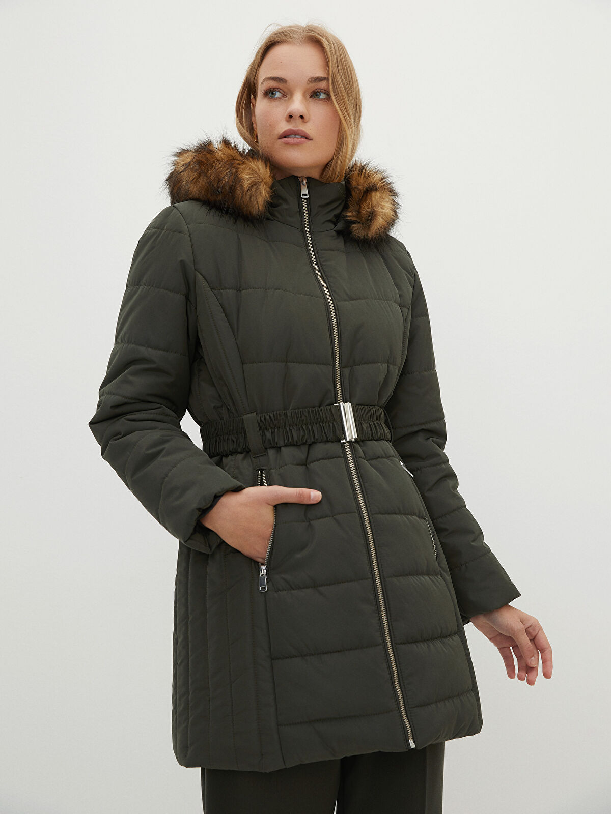 LCW CLASSIC Kapüşonlu Kürk Detaylı Düz Uzun Kollu Kalın Kadın Şişme Mont