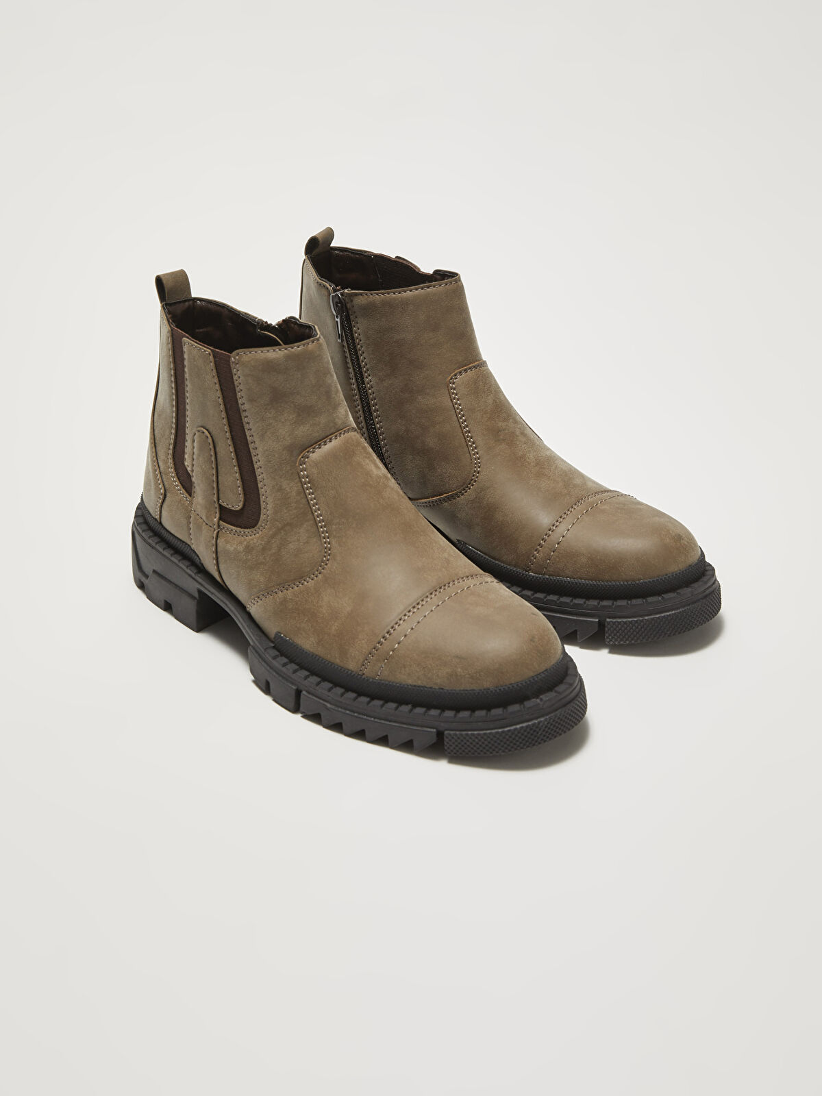 Deri Görünümlü Yanları Lastik Detaylı Fermuarlı Erkek Bot