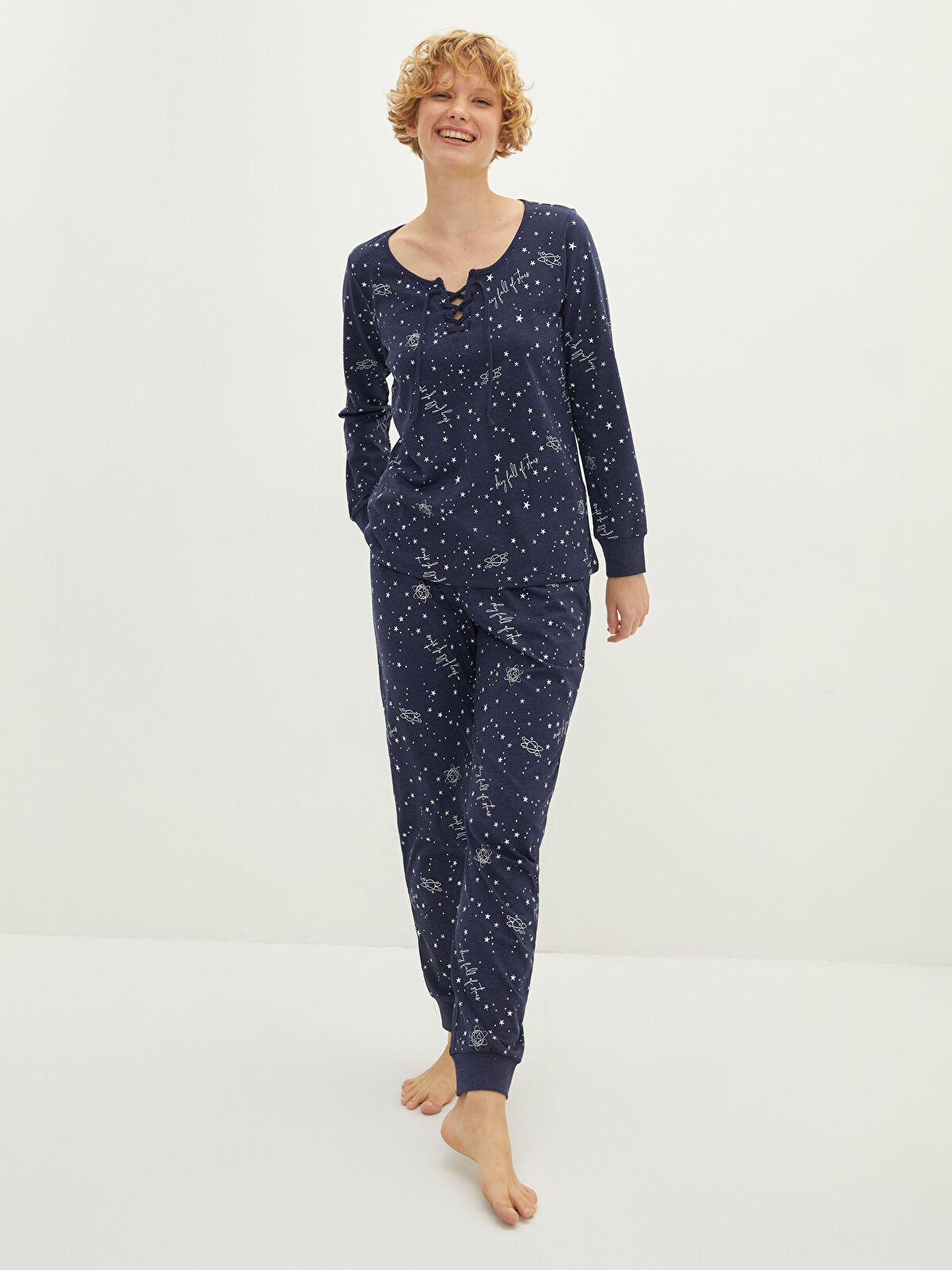 LCW DREAM Bağlamalı Yaka Baskılı Uzun Kollu Kadın Pijama Takımı LCW DREAM Bağlamalı Yaka Baskılı Uzun Kollu Kadın Pijama Takımı