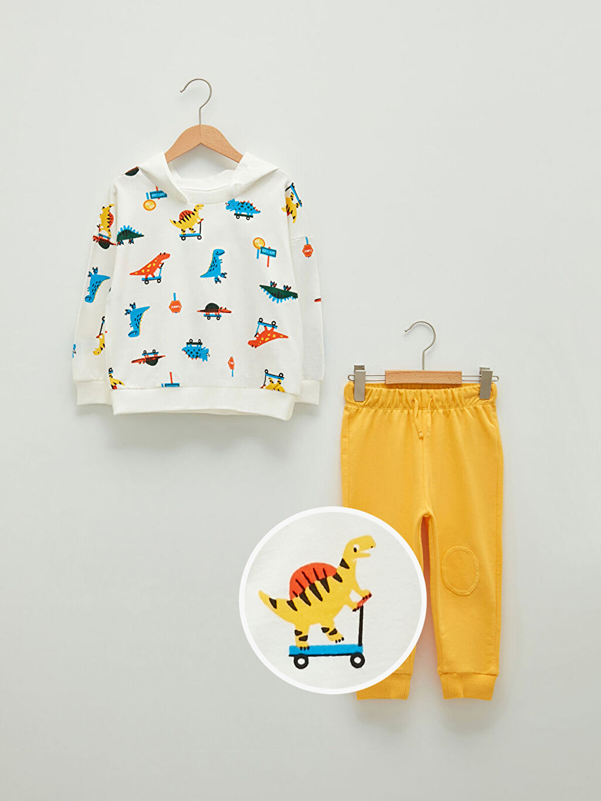 Kapüşonlu Uzun Kollu Baskılı Erkek Bebek Sweatshirt ve Jogger Eşofman Alt 2'li Takım Kapüşonlu Uzun Kollu Baskılı Erkek Bebek Sweatshirt ve Jogger Eşofman Alt 2'li Takım