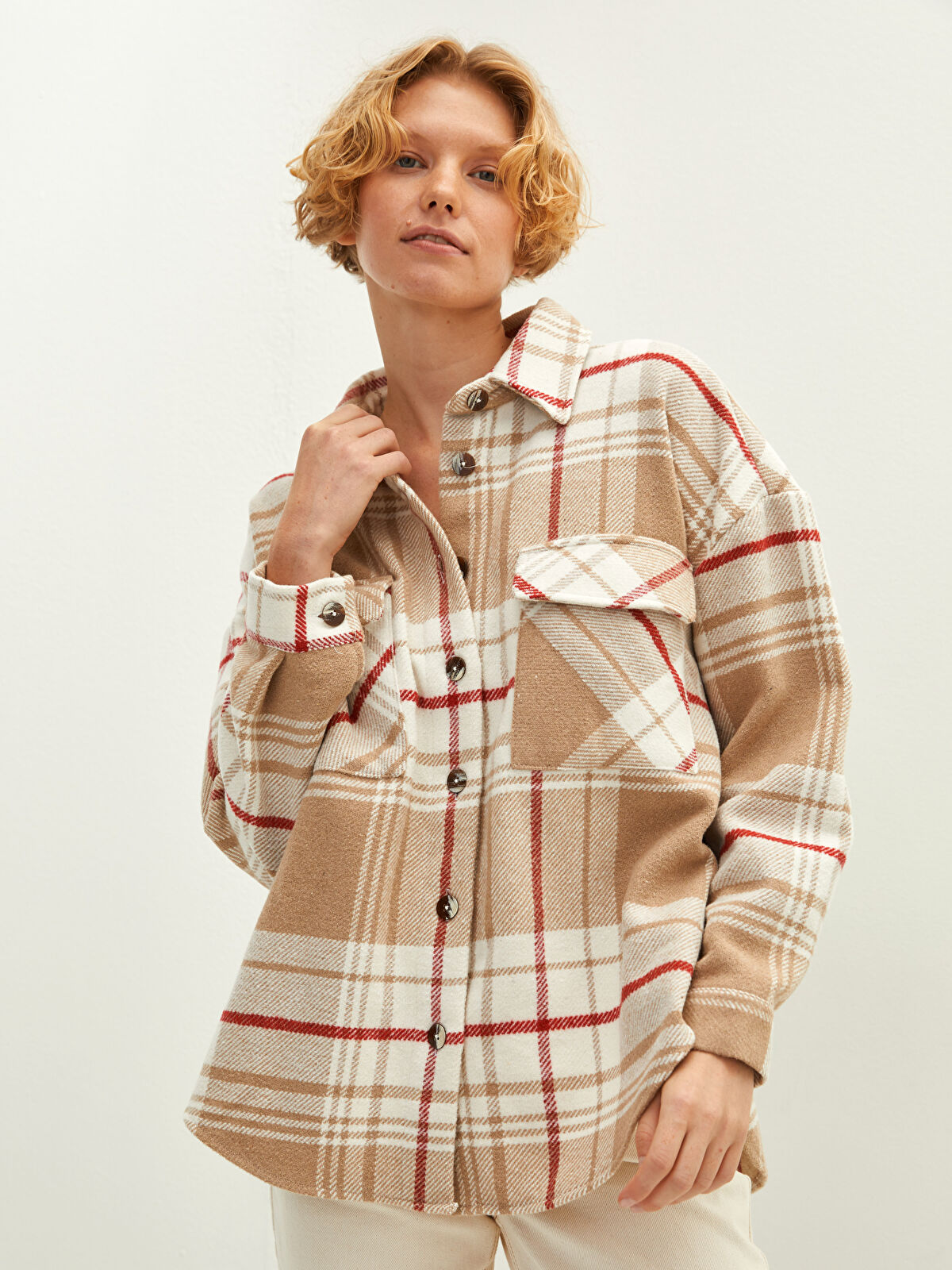 LCW CASUAL Önden Düğme Kapamalı Ekose Uzun Kollu Gabardin Kumaş Kadın Oduncu Gömlek Ceket