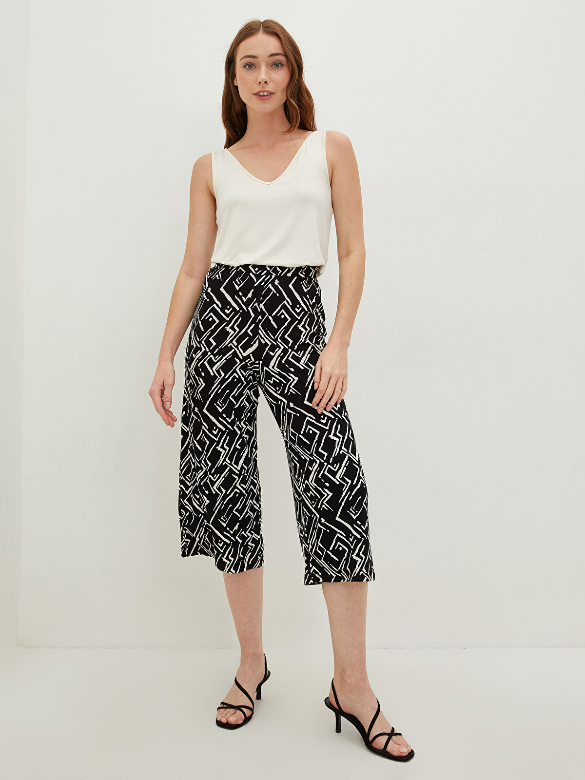 LCW BASIC Beli Lastikli Standart Fit Desenli Kadın Capri LCW BASIC Beli Lastikli Standart Fit Desenli Kadın Capri