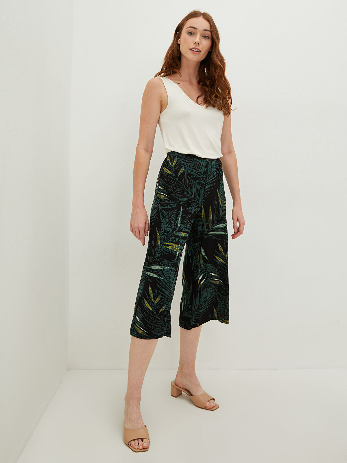 LCW BASIC Beli Lastikli Standart Fit Desenli Kadın Capri LCW BASIC Beli Lastikli Standart Fit Desenli Kadın Capri