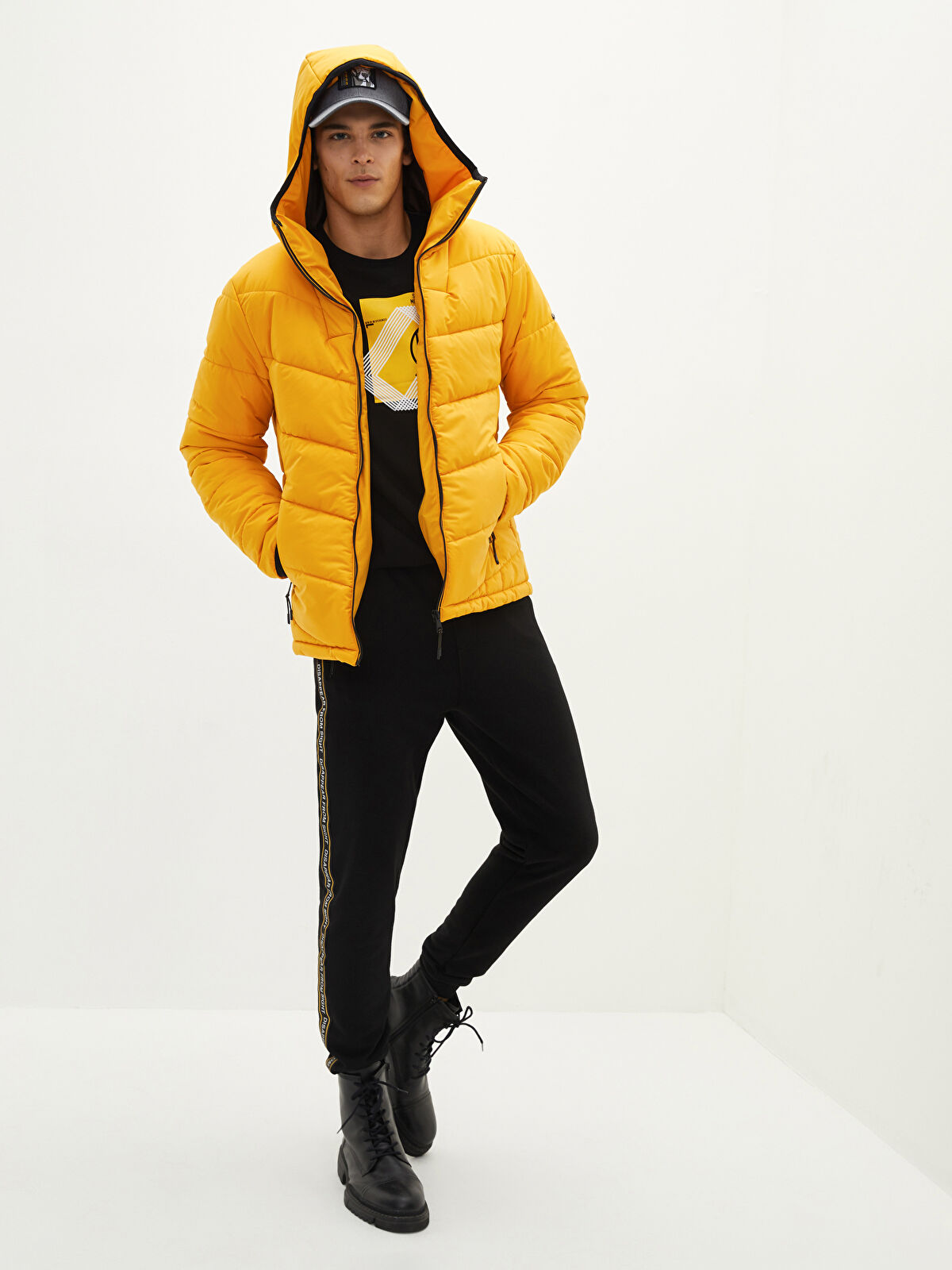 LCW CASUAL Slim Fit Kapüşonlu Erkek Şişme Mont