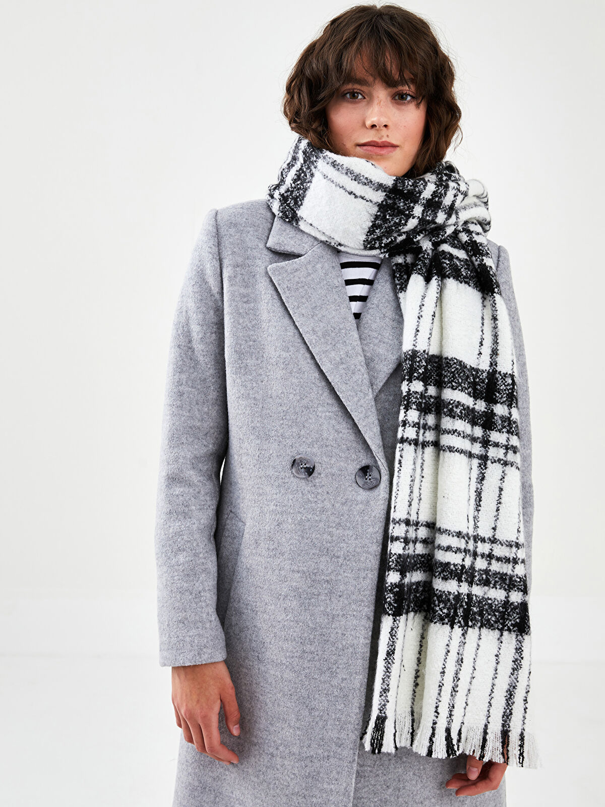 Ekose Desenli Kısa Püsküllü Kadın Atkı