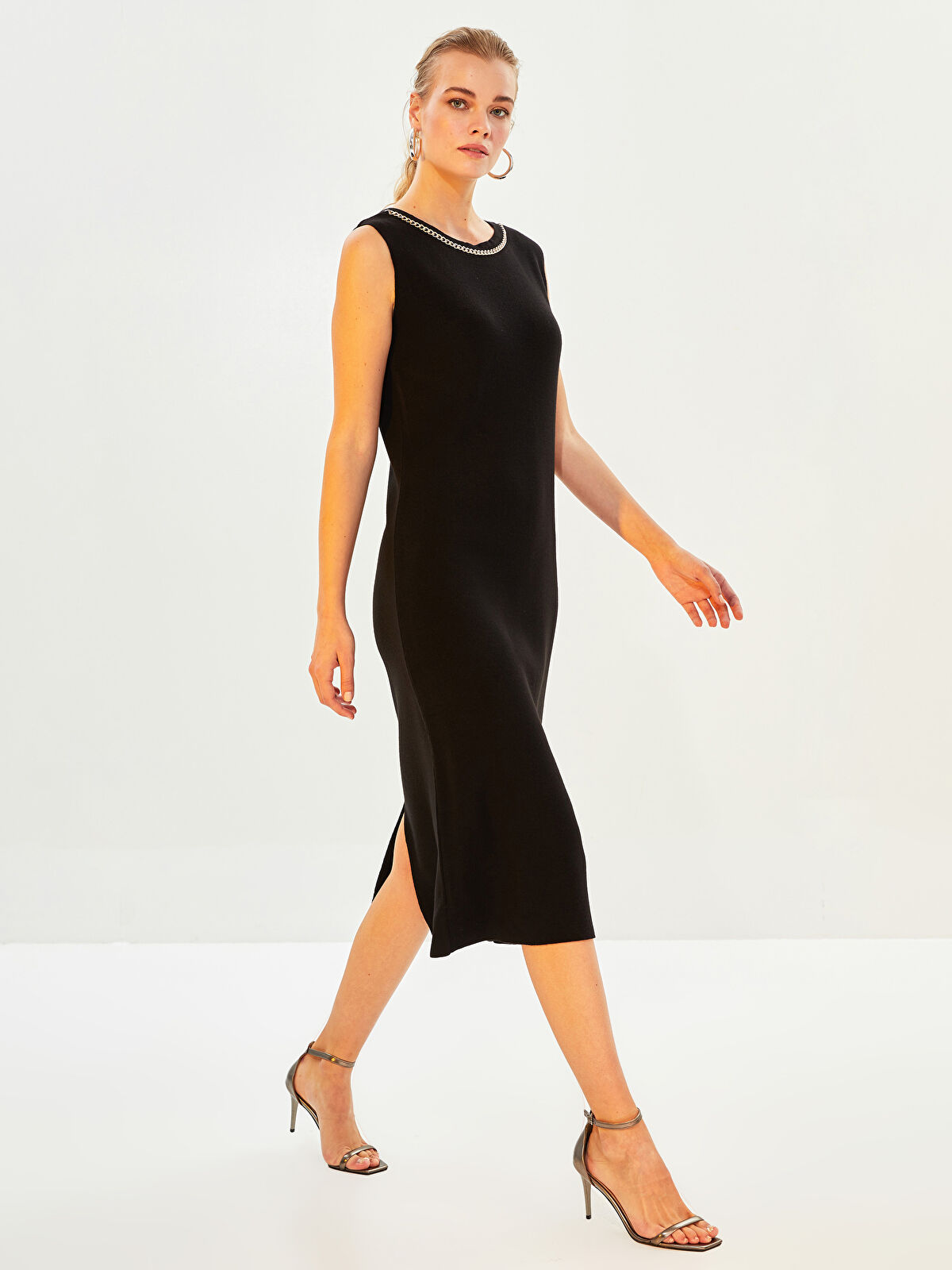 LCW CLASSIC Bisiklet Yaka Zincir Detaylı Düz Kolsuz Kadın Triko Elbise LCW CLASSIC Bisiklet Yaka Zincir Detaylı Düz Kolsuz Kadın Triko Elbise