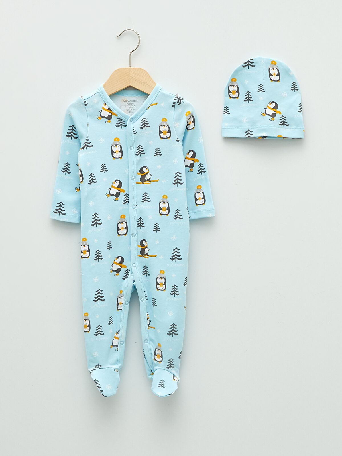 V Yaka Uzun Kollu Yılbaşı Temalı Erkek Bebek Tulum ve Bere 2'li Takım