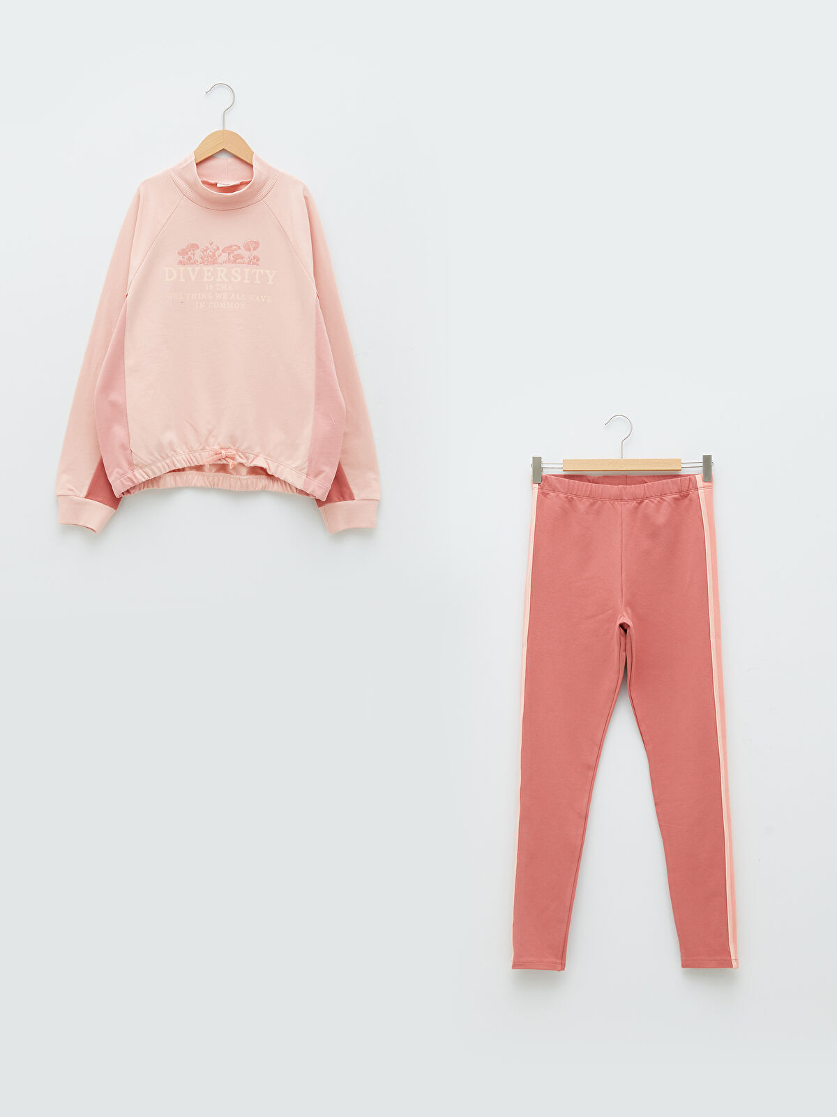 Yarım Balıkçı Yaka Baskılı Uzun Kollu Oversize Kız Çocuk Sweatshirt ve Tayt Yarım Balıkçı Yaka Baskılı Uzun Kollu Oversize Kız Çocuk Sweatshirt ve Tayt