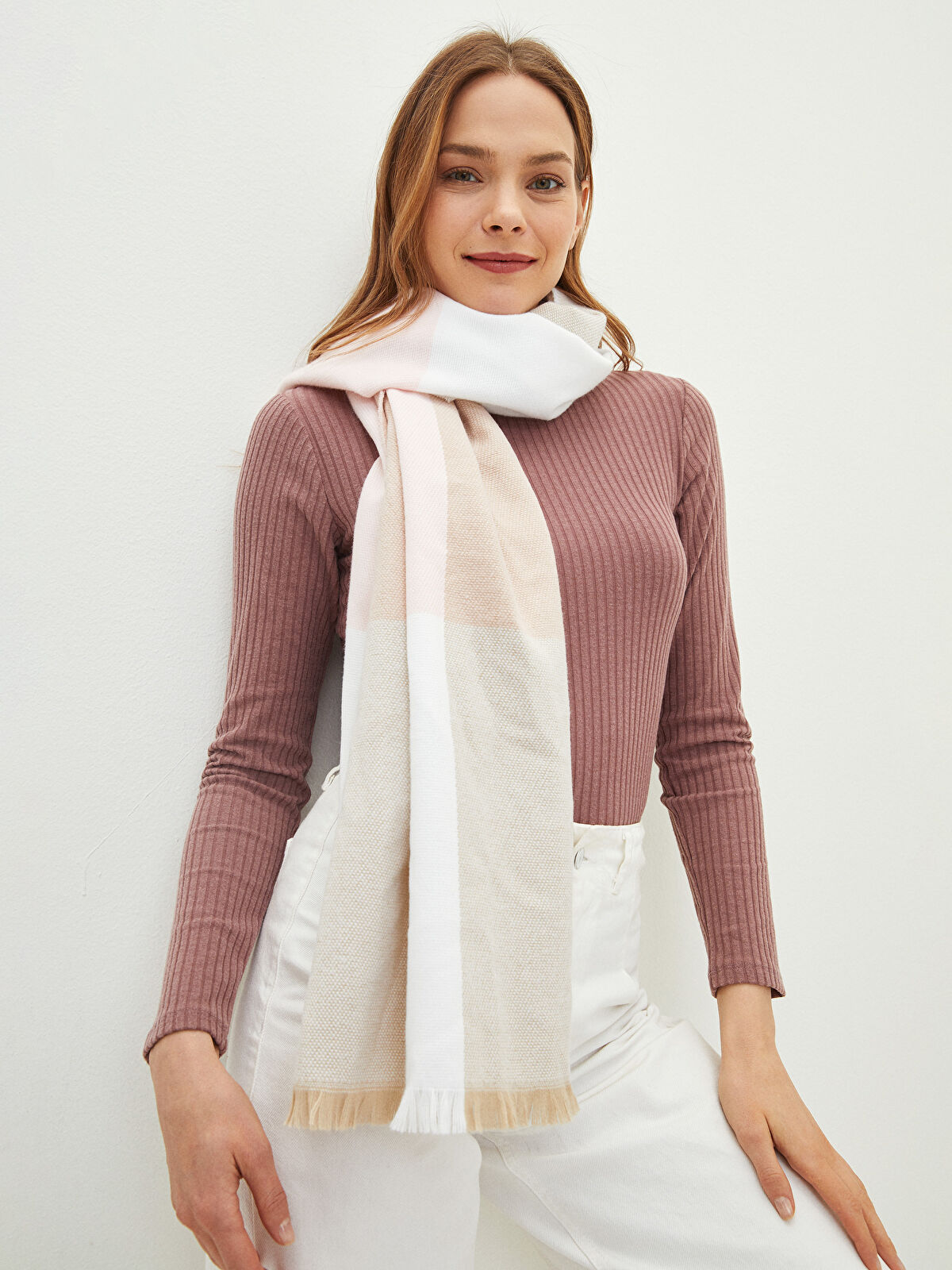 Ekose Desenli Kısa Püsküllü Kadın Atkı Ekose Desenli Kısa Püsküllü Kadın Atkı