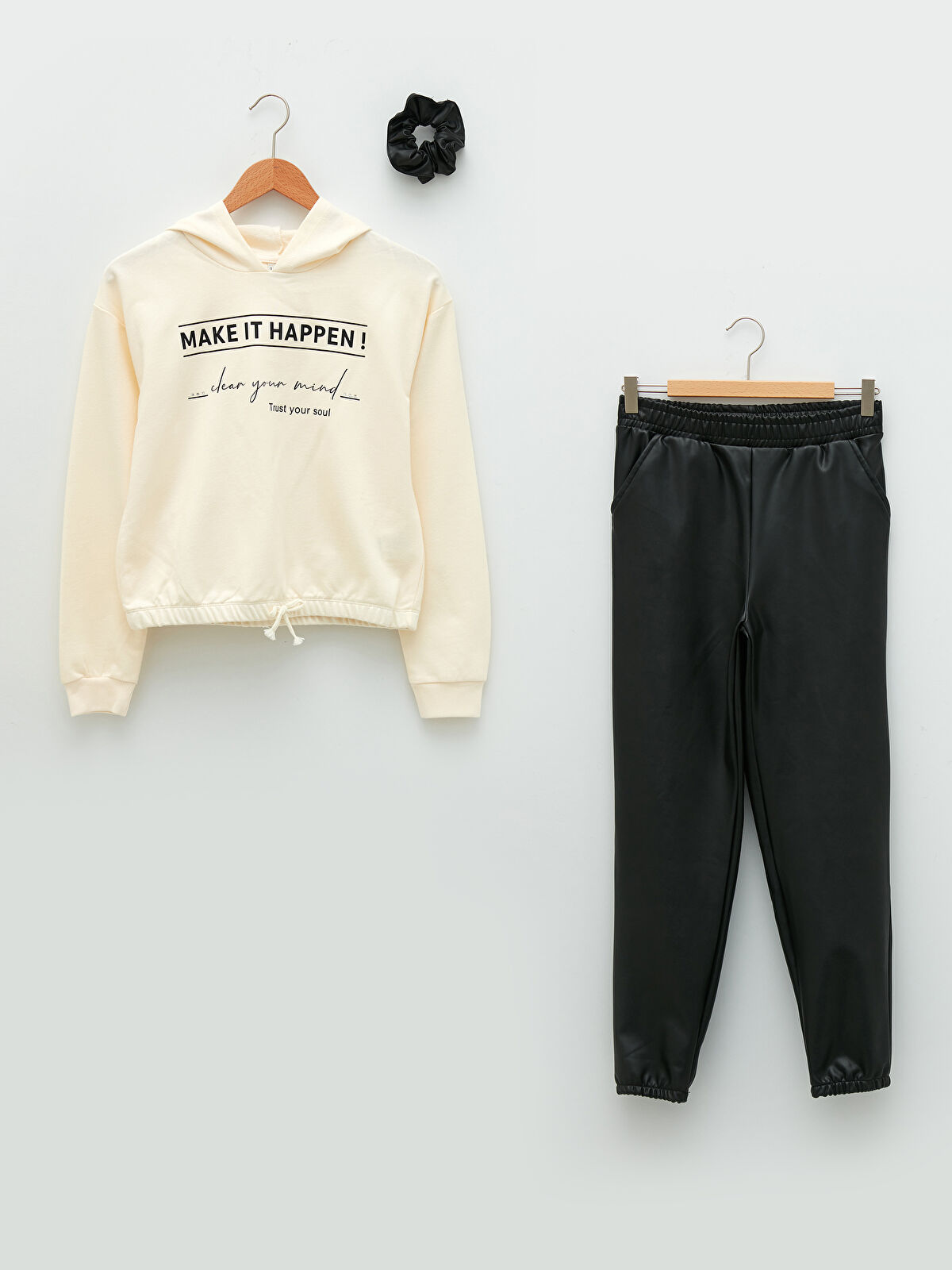 Kapüşonlu Baskılı Uzun Kollu Kız Çocuk Sweatshirt Pantolon ve Toka