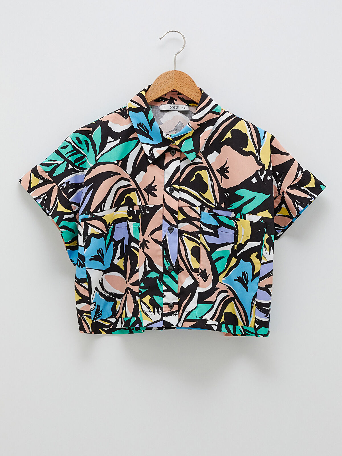 XSIDE Önden Düğme Kapamalı Desenli Kısa Kollu Poplin Kadın Gömlek XSIDE Önden Düğme Kapamalı Desenli Kısa Kollu Poplin Kadın Gömlek