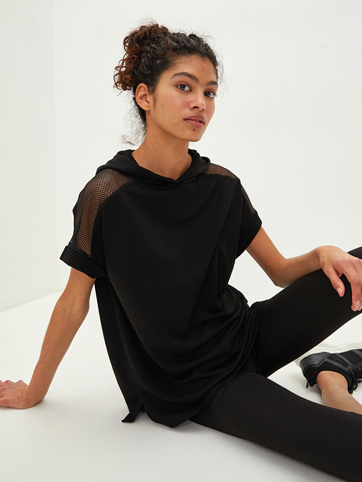 LCW ACTIVE Kapüşon Yaka Düz File Detaylı Kısa Kollu Kadın Spor Tişört