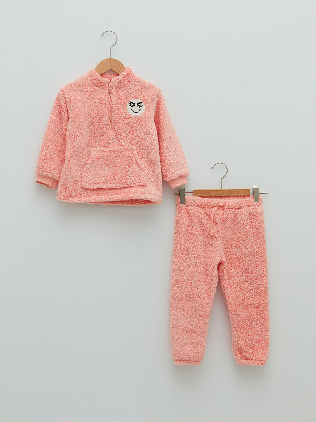 Dik Yaka Uzun Kollu Nakış Detaylı Pelüş Kız Bebek Sweatshirt ve Pantolon 2'li Takım Dik Yaka Uzun Kollu Nakış Detaylı Pelüş Kız Bebek Sweatshirt ve Pantolon 2'li Takım