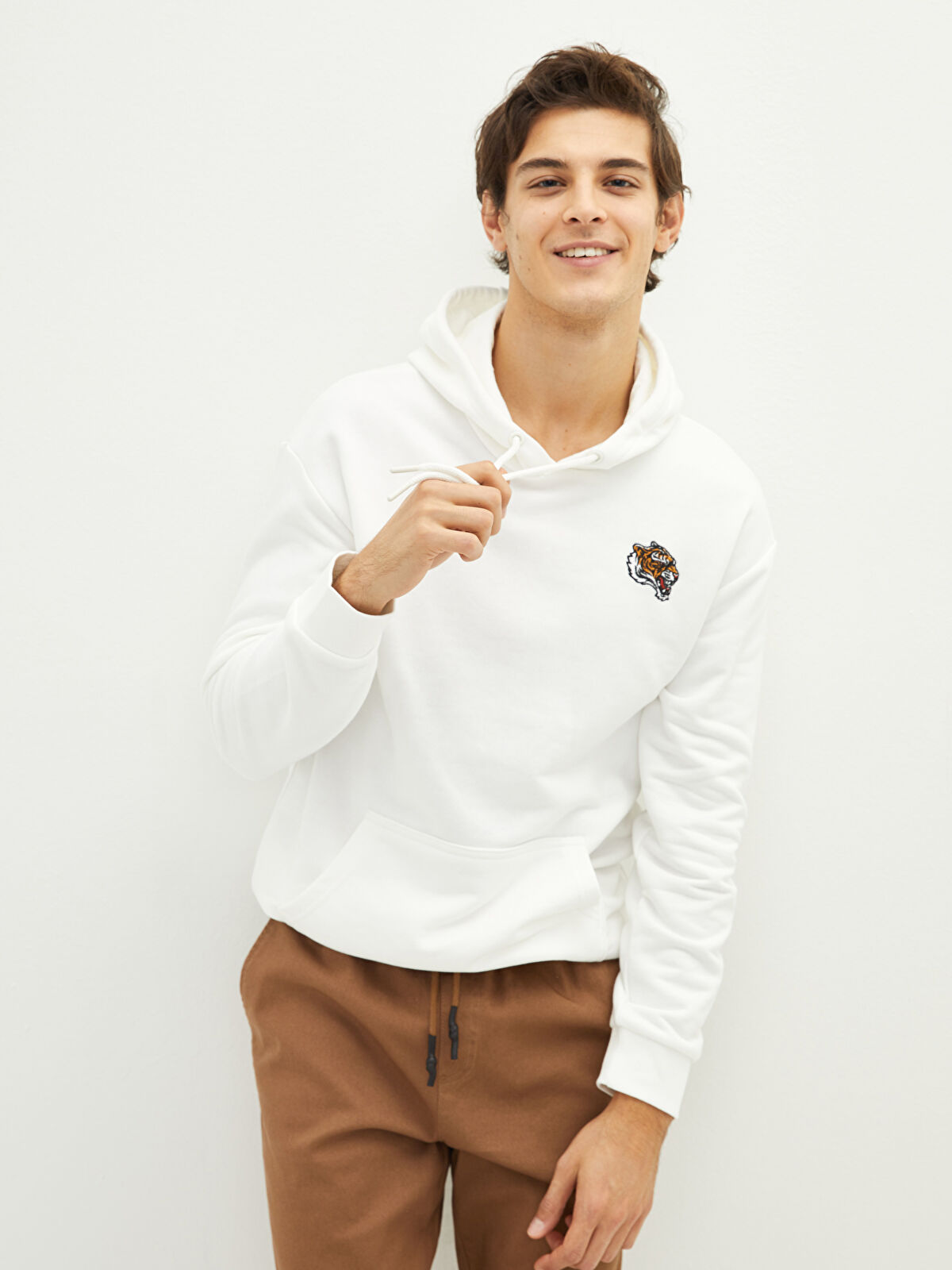 LCW CASUAL Kapüşonlu Uzun Kollu Nakışlı Erkek Sweatshirt Baba ve Oğul Kombini LCW CASUAL Kapüşonlu Uzun Kollu Nakışlı Erkek Sweatshirt Baba ve Oğul Kombini