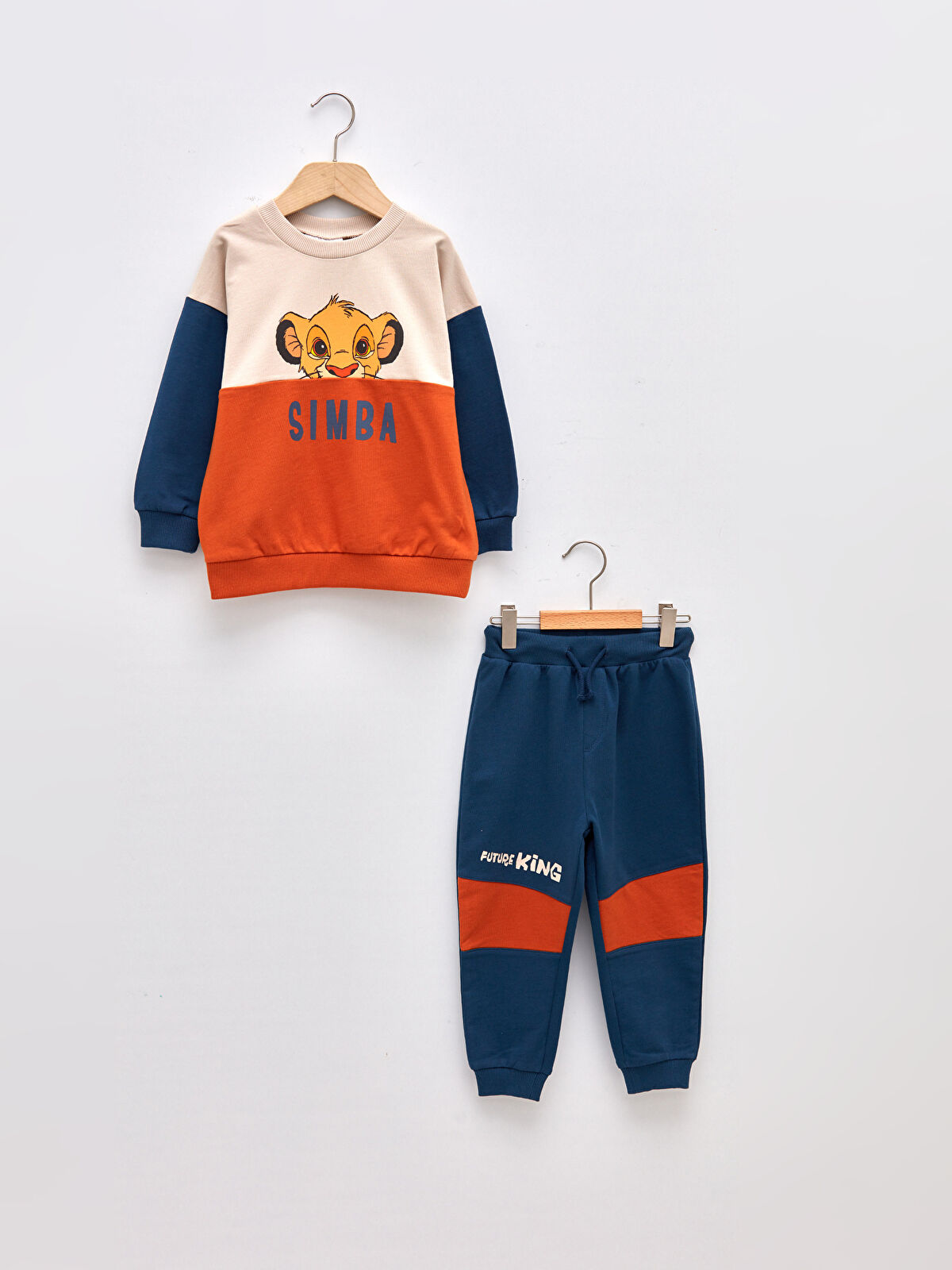 Bisiklet Yaka Uzun Kollu Simba Baskılı Erkek Bebek Sweatshirt ve Jogger Pantolon 2'li Takım Bisiklet Yaka Uzun Kollu Simba Baskılı Erkek Bebek Sweatshirt ve Jogger Pantolon 2'li Takım