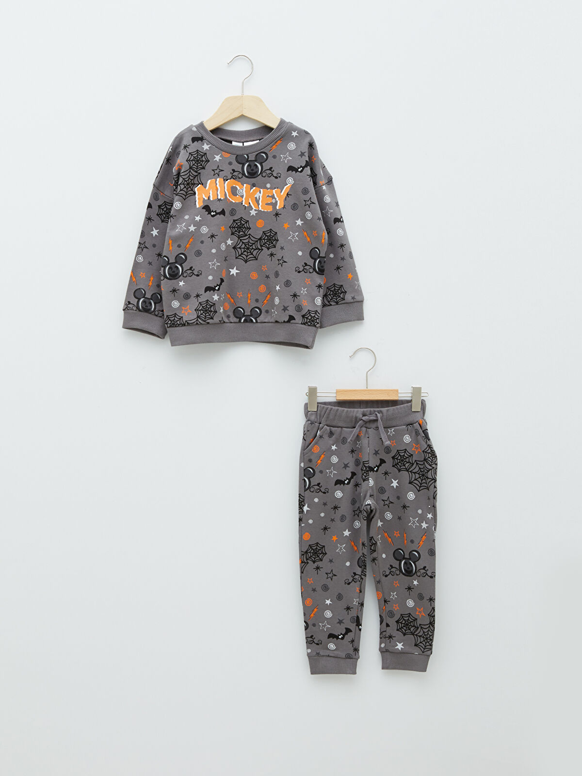 Bisiklet Yaka Uzun Kollu Mickey Mouse Baskılı Pamuklu Erkek Bebek Sweatshirt ve Jogger Pantolon 2'li Takım Bisiklet Yaka Uzun Kollu Mickey Mouse Baskılı Pamuklu Erkek Bebek Sweatshirt ve Jogger Pantolon 2'li Takım