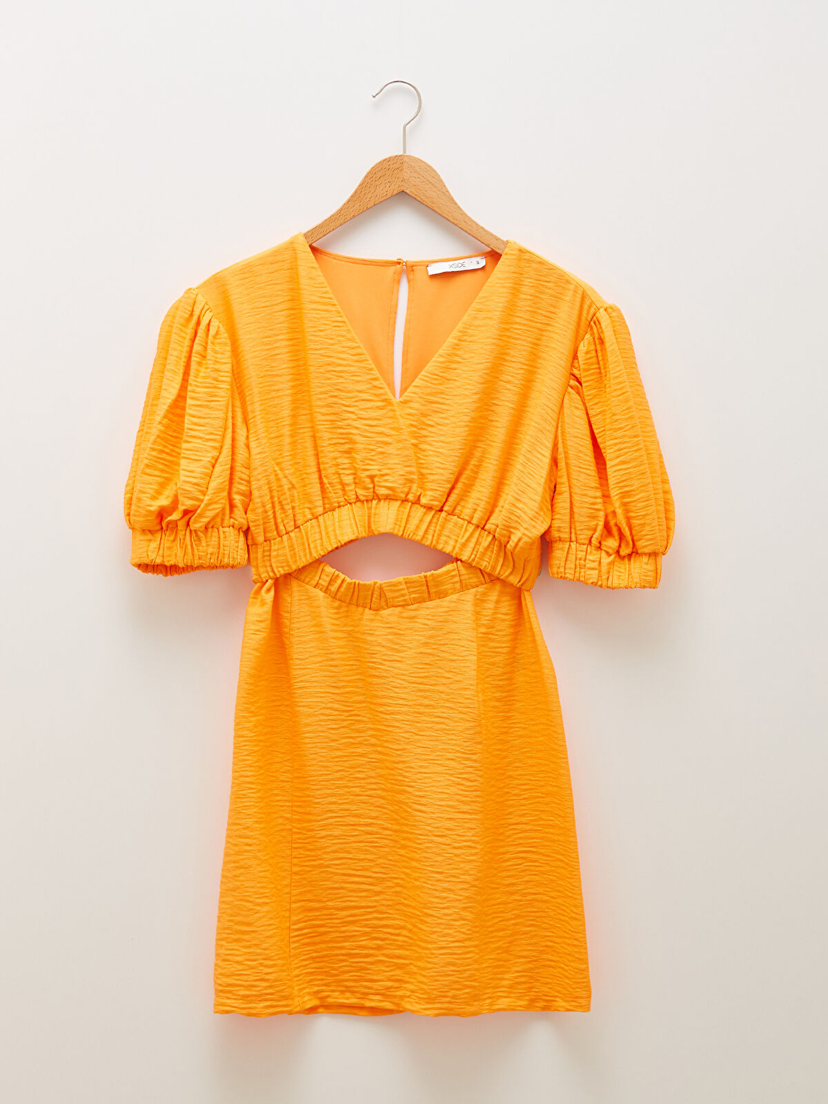 XSIDE V Yaka Düz Kısa Kollu Pencere Detaylı Kadın Elbise