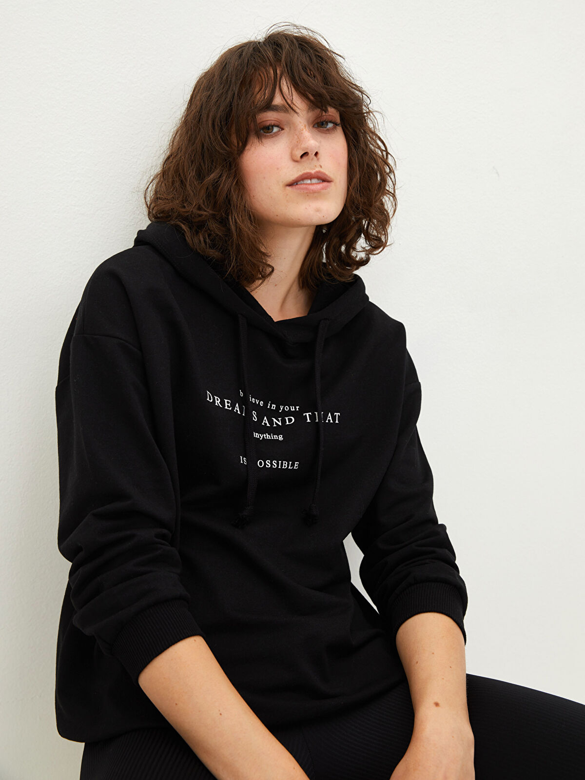 LCW CASUAL Kapüşonlu Slogan Baskılı Uzun Kollu Kadın Sweatshirt