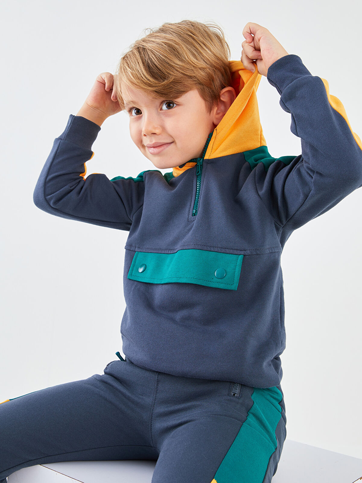 Kapüşonlu Baskılı Renk Bloklu Uzun Kollu Erkek Çocuk Sweatshirt Kapüşonlu Baskılı Renk Bloklu Uzun Kollu Erkek Çocuk Sweatshirt