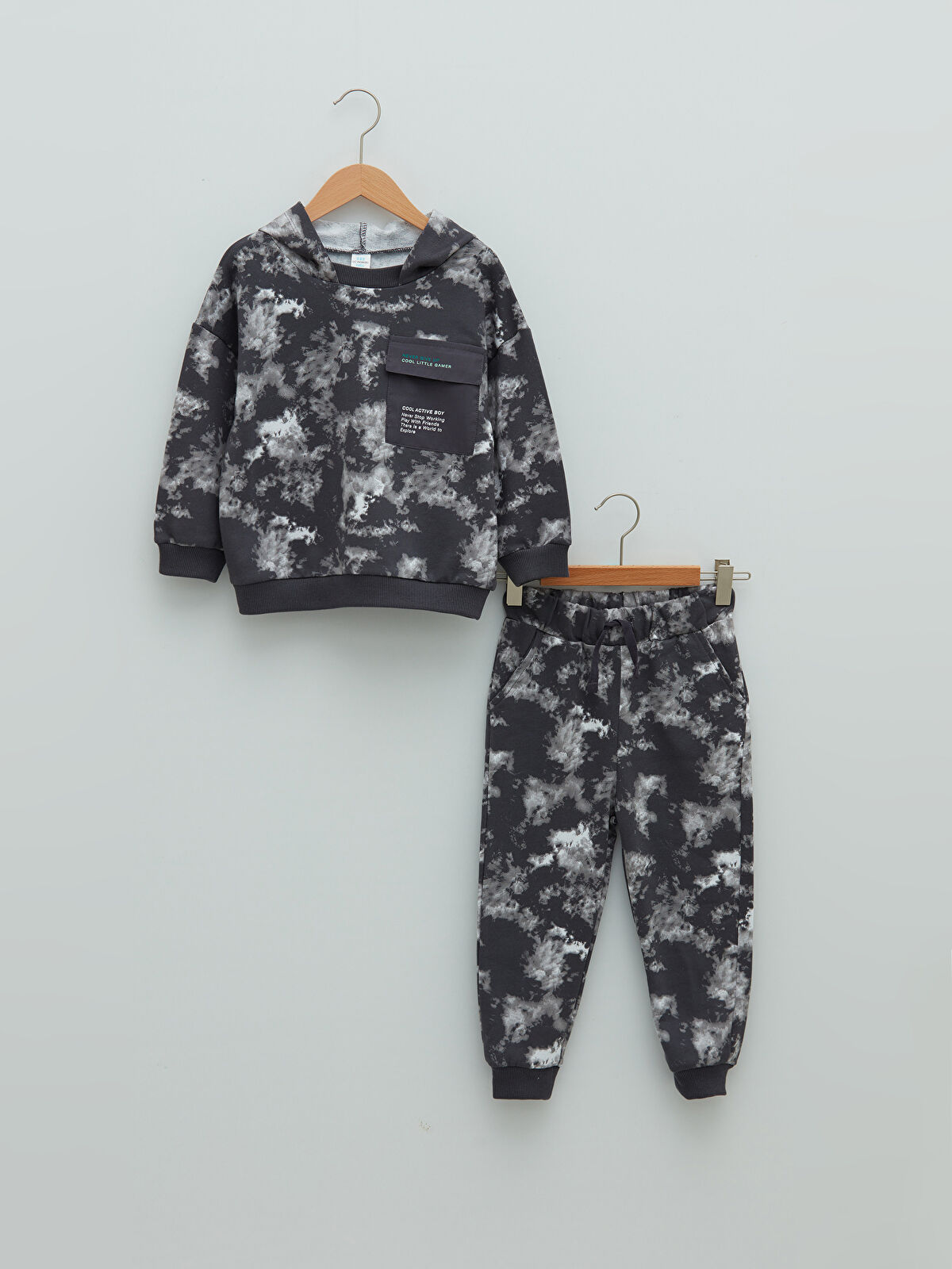 Kapüşonlu Batik Desenli Uzun Kollu Erkek Bebek Sweatshirt ve Eşofman Alt 2'li Takım Kapüşonlu Batik Desenli Uzun Kollu Erkek Bebek Sweatshirt ve Eşofman Alt 2'li Takım