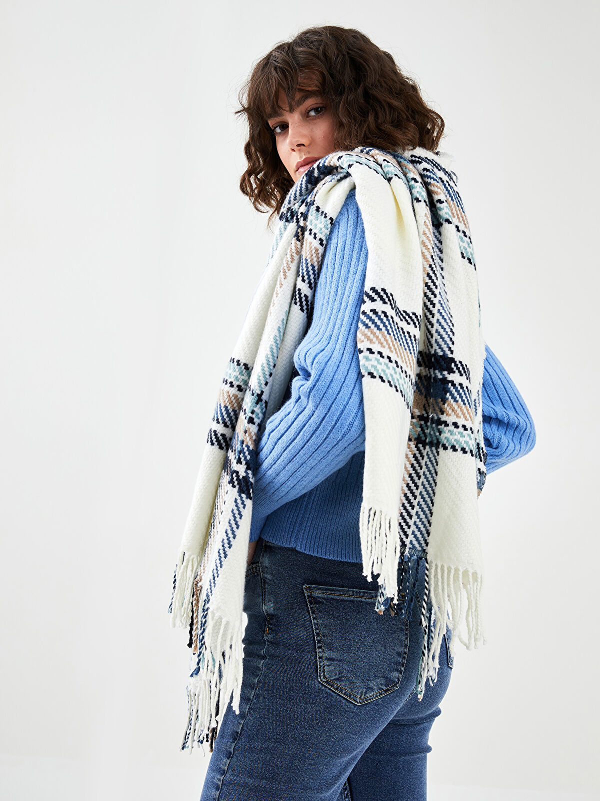 Ekose Desenli Püsküllü Kadın Atkı