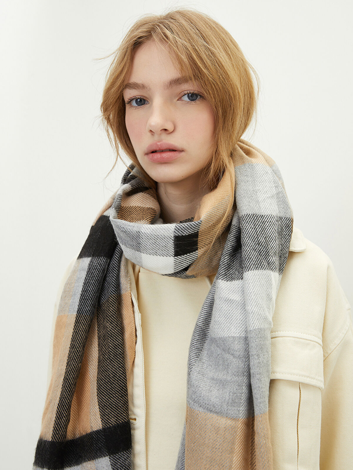 Ekose Desenli Püsküllü Kadın Atkı Ekose Desenli Püsküllü Kadın Atkı