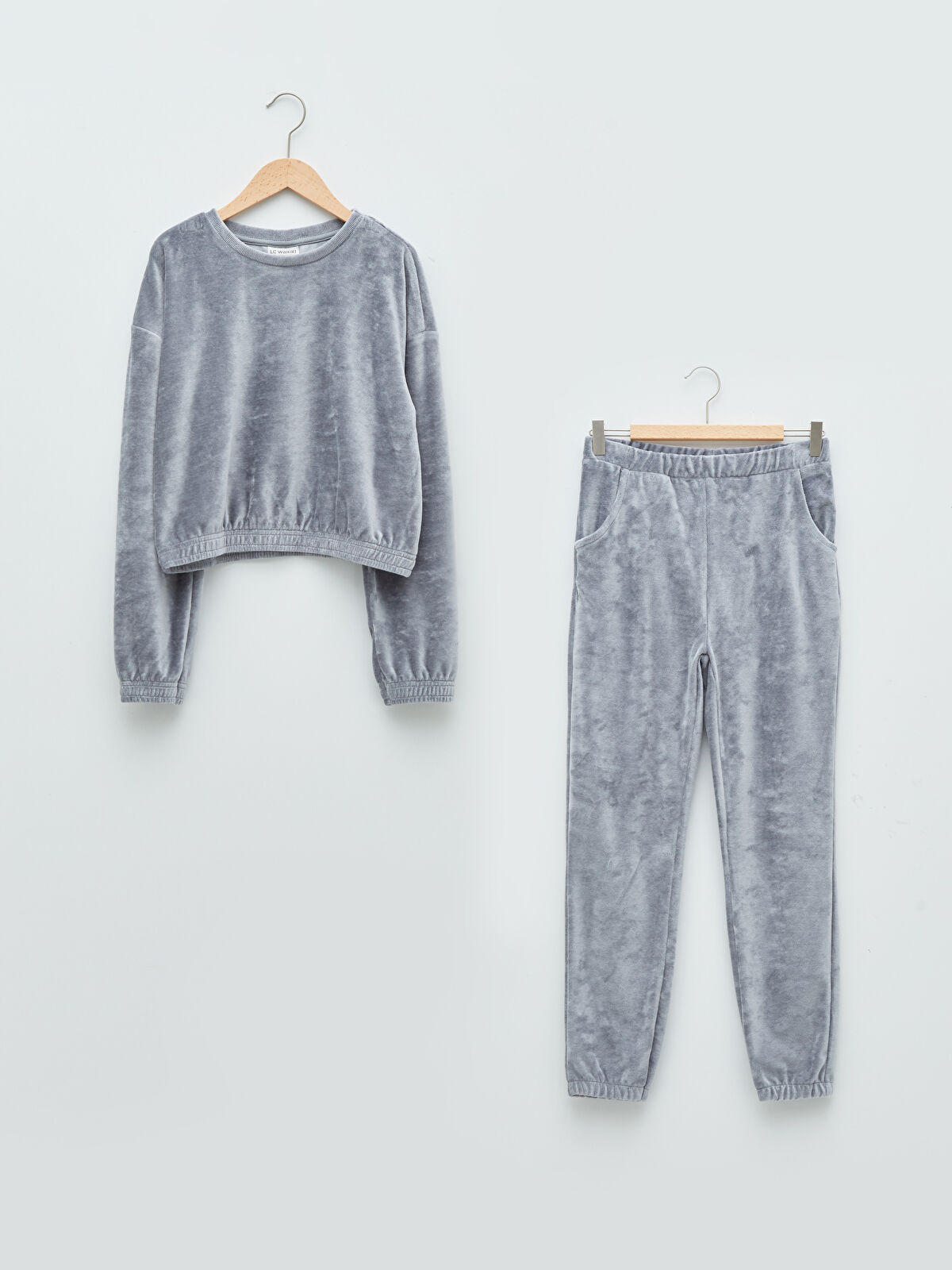 Bisiklet Yaka Basic Uzun Kollu Oversize Kadife Kız Çocuk Sweatshirt ve Eşofman Altı Bisiklet Yaka Basic Uzun Kollu Oversize Kadife Kız Çocuk Sweatshirt ve Eşofman Altı