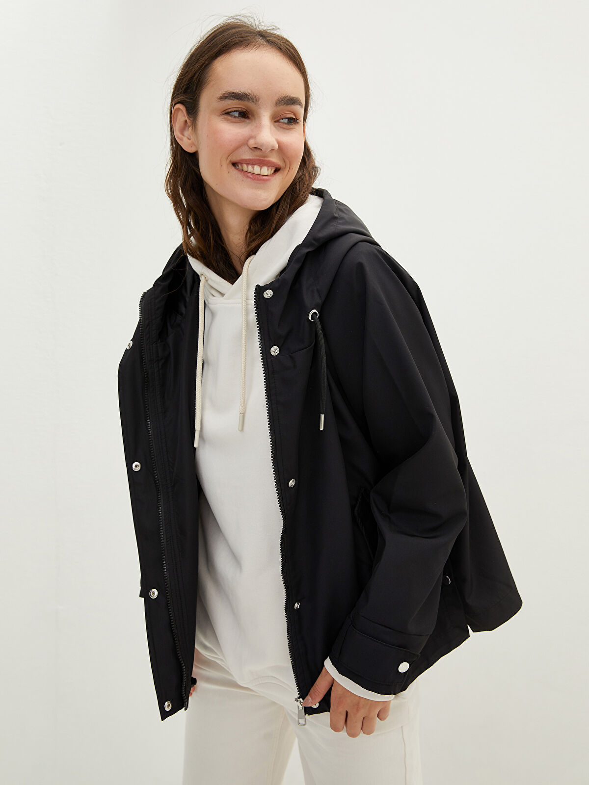 LCW CASUAL Kapüşonlu Düz Cep Detaylı Uzun Kollu Kadın Yağmurluk LCW CASUAL Kapüşonlu Düz Cep Detaylı Uzun Kollu Kadın Yağmurluk