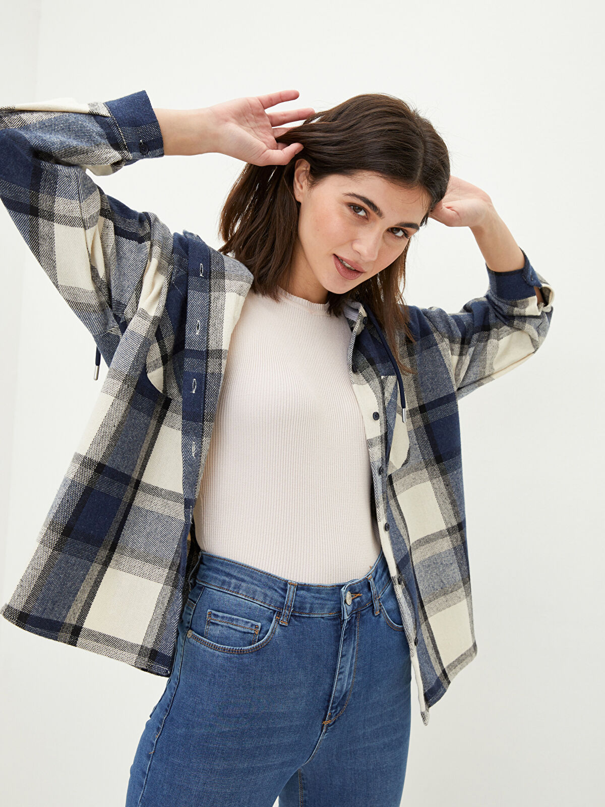 Kapüşonlu Ekose Uzun Kollu Cep Detaylı Gabardin Kadın Gömlek Ceket Kapüşonlu Ekose Uzun Kollu Cep Detaylı Gabardin Kadın Gömlek Ceket