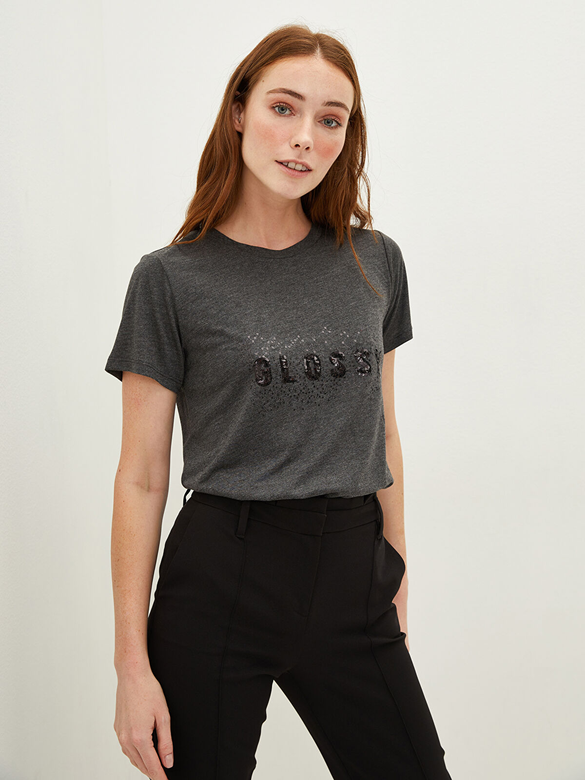 LCW CLASSIC Bisiklet Yaka Pul Payet İşlemeli Kısa Kollu Kadın Tişört