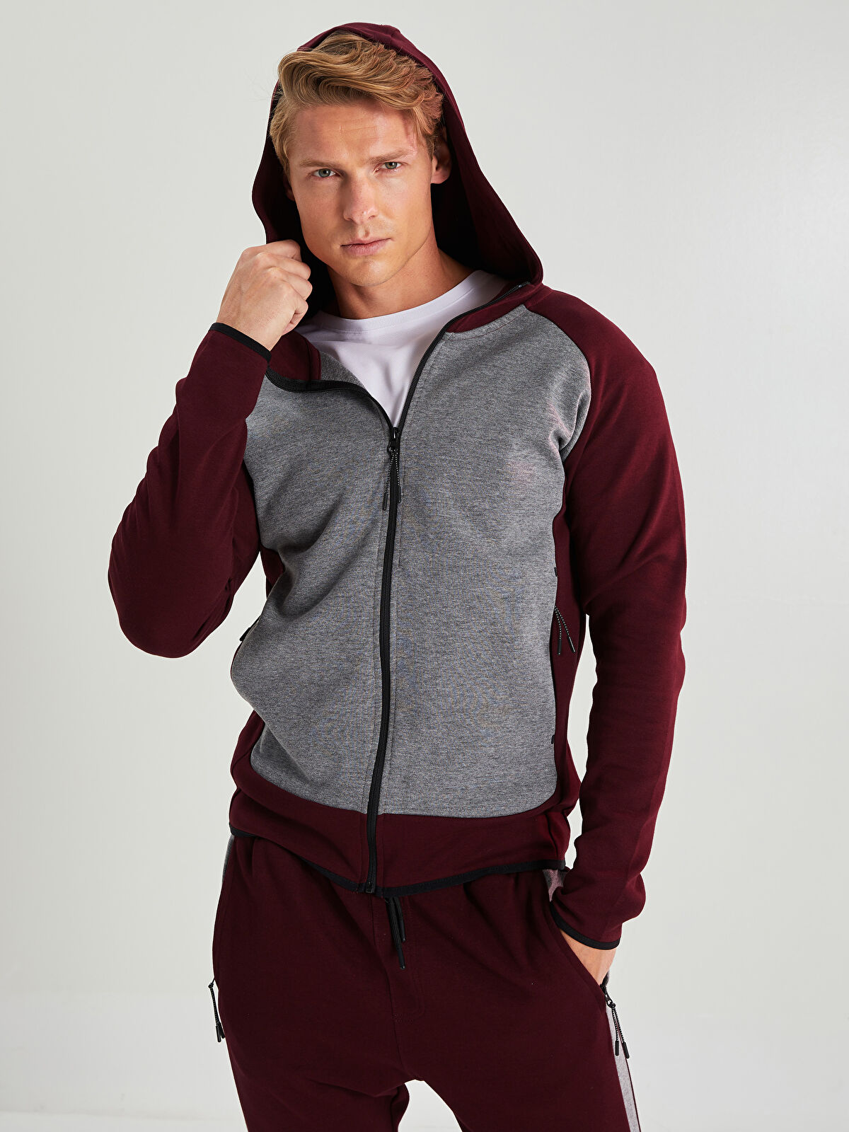 LCW SPORTS Slim Fit Kapüşonlu Uzun Kollu Renk Bloklu Erkek Spor Hırka LCW SPORTS Slim Fit Kapüşonlu Uzun Kollu Renk Bloklu Erkek Spor Hırka