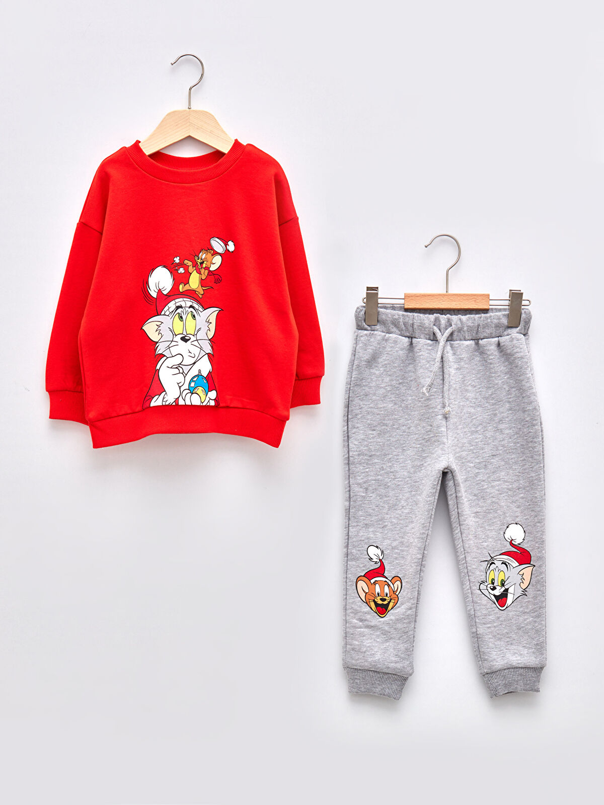 Bisiklet Yaka Uzun Kollu Tom ve Jerry Baskılı Erkek Bebek Sweatshirt ve Jogger Eşofman Alt 2'li Takım Bisiklet Yaka Uzun Kollu Tom ve Jerry Baskılı Erkek Bebek Sweatshirt ve Jogger Eşofman Alt 2'li Takım