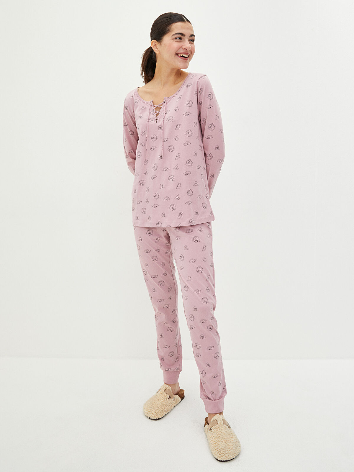 LCW DREAM Bağlamalı Yaka Baskılı Uzun Kollu Pamuklu Kadın Pijama Takım LCW DREAM Bağlamalı Yaka Baskılı Uzun Kollu Pamuklu Kadın Pijama Takım