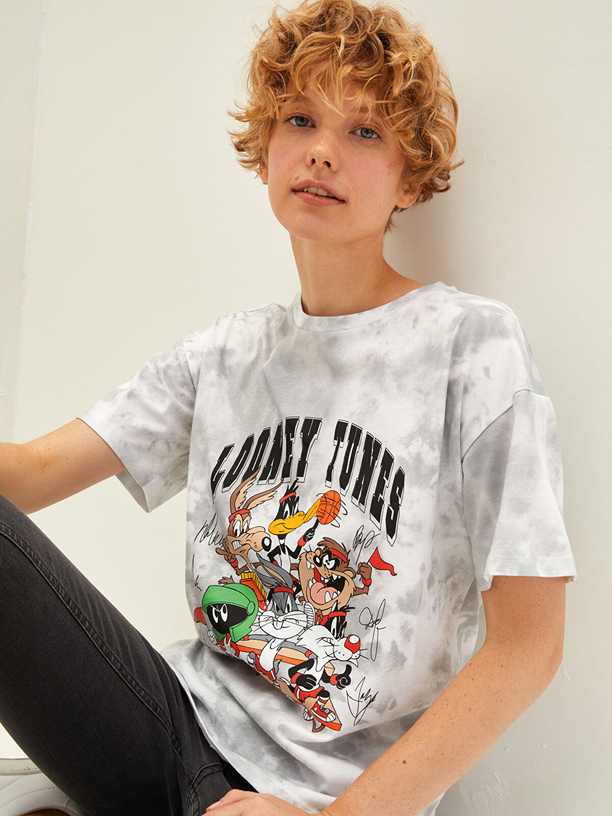 LCW CASUAL Bisiklet Yaka Looney Tunes Baskılı Kısa Kollu Pamuklu Kadın Tişört