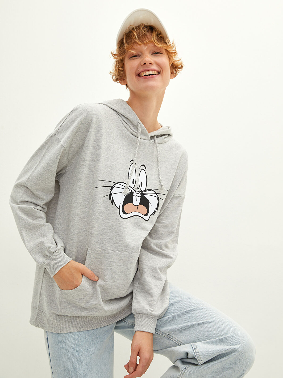LCW CASUAL Kapüşon Yaka Bugs Bunny Baskılı Uzun Kollu Kadın Sweatshirt