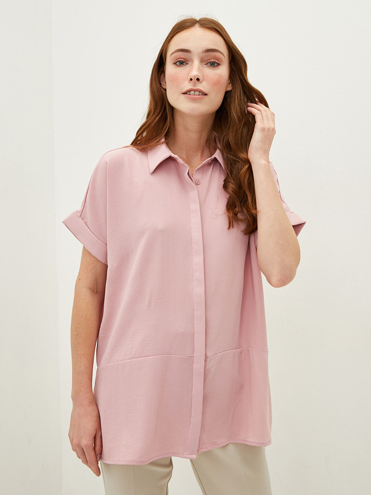 LCW CLASSIC Gizli Düğme Kapamalı Düz Kısa Kollu Kadın Gömlek LCW CLASSIC Gizli Düğme Kapamalı Düz Kısa Kollu Kadın Gömlek